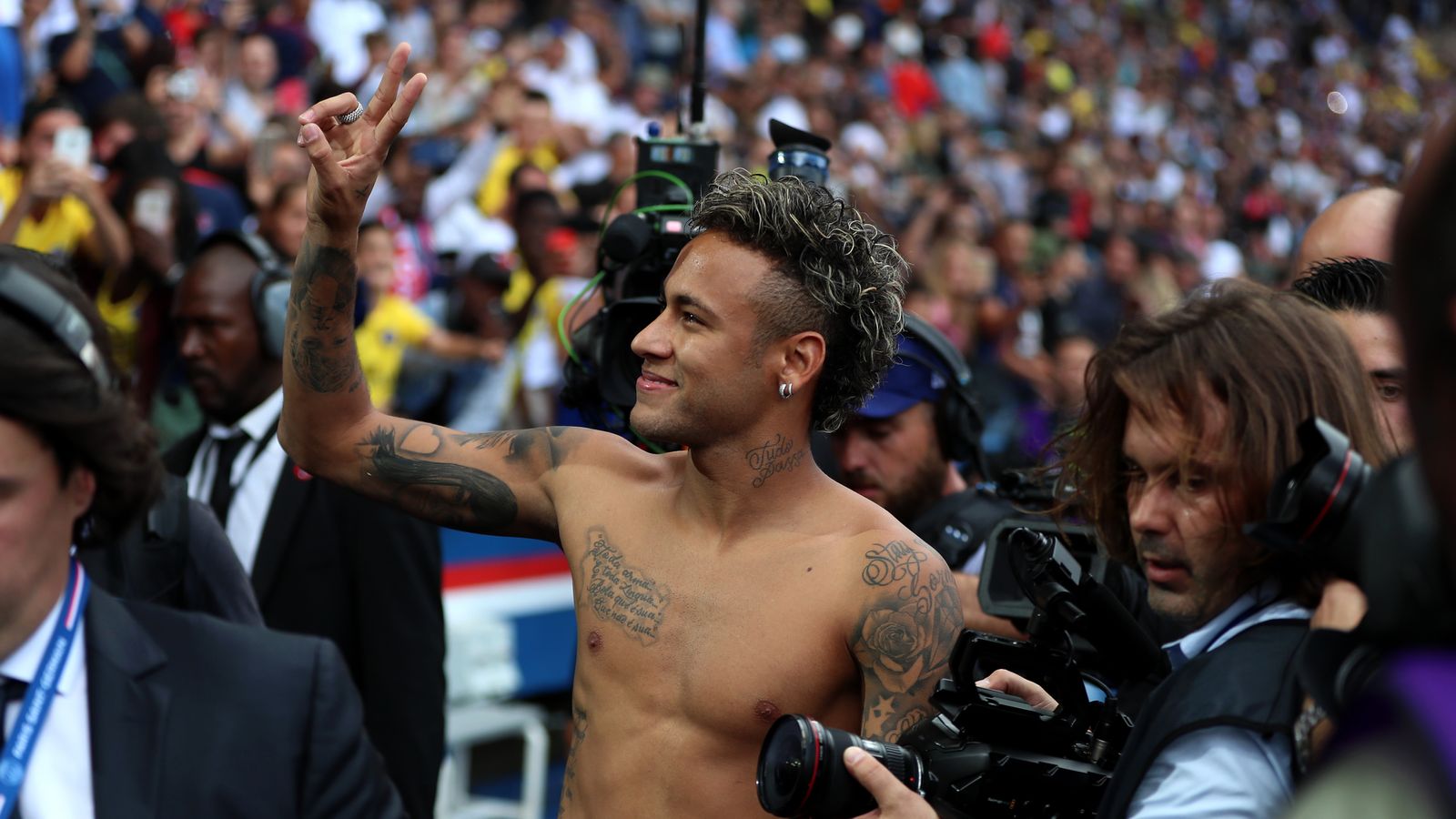 "Neymar, Neymar" - Fans empfangen ihren Superstar | Fußball News | Sky ...