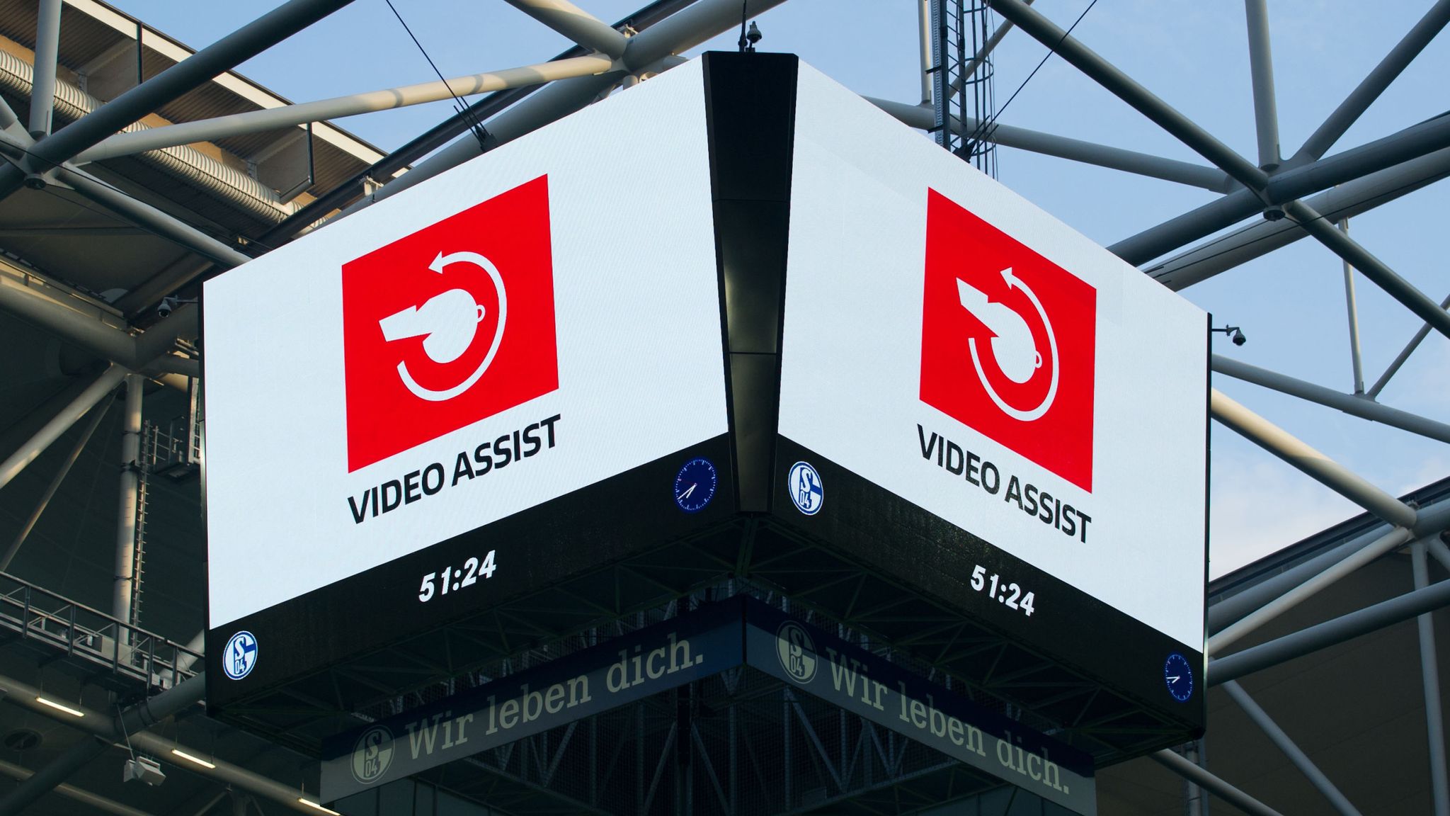 IFAB gibt "Grünes Licht": Videoassistent kommt ins Regelwerk | Fußball ...
