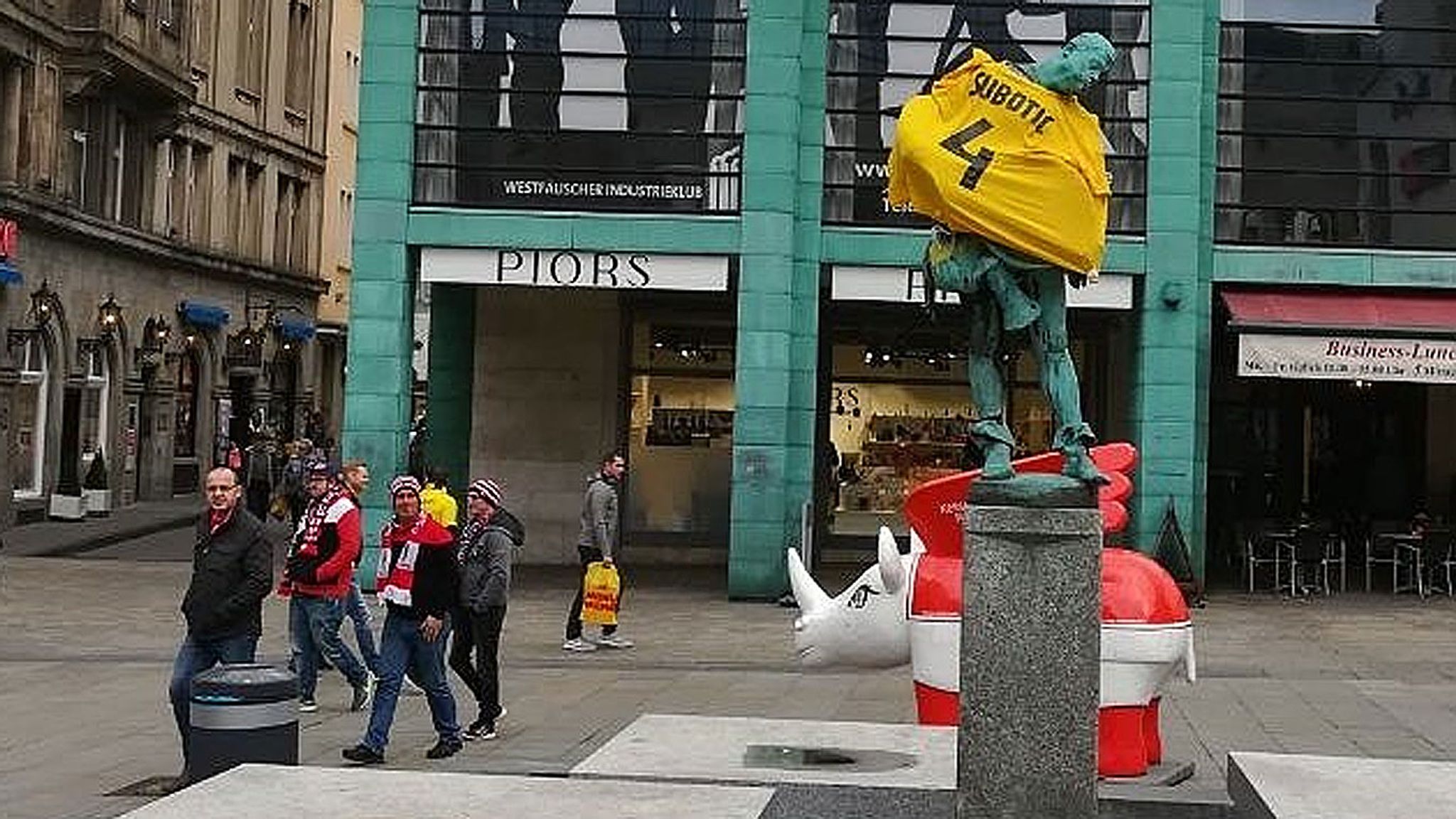 Brunnen-Statue umgerüstet: BVB-Fans huldigen Neven Subotic | Fußball ...