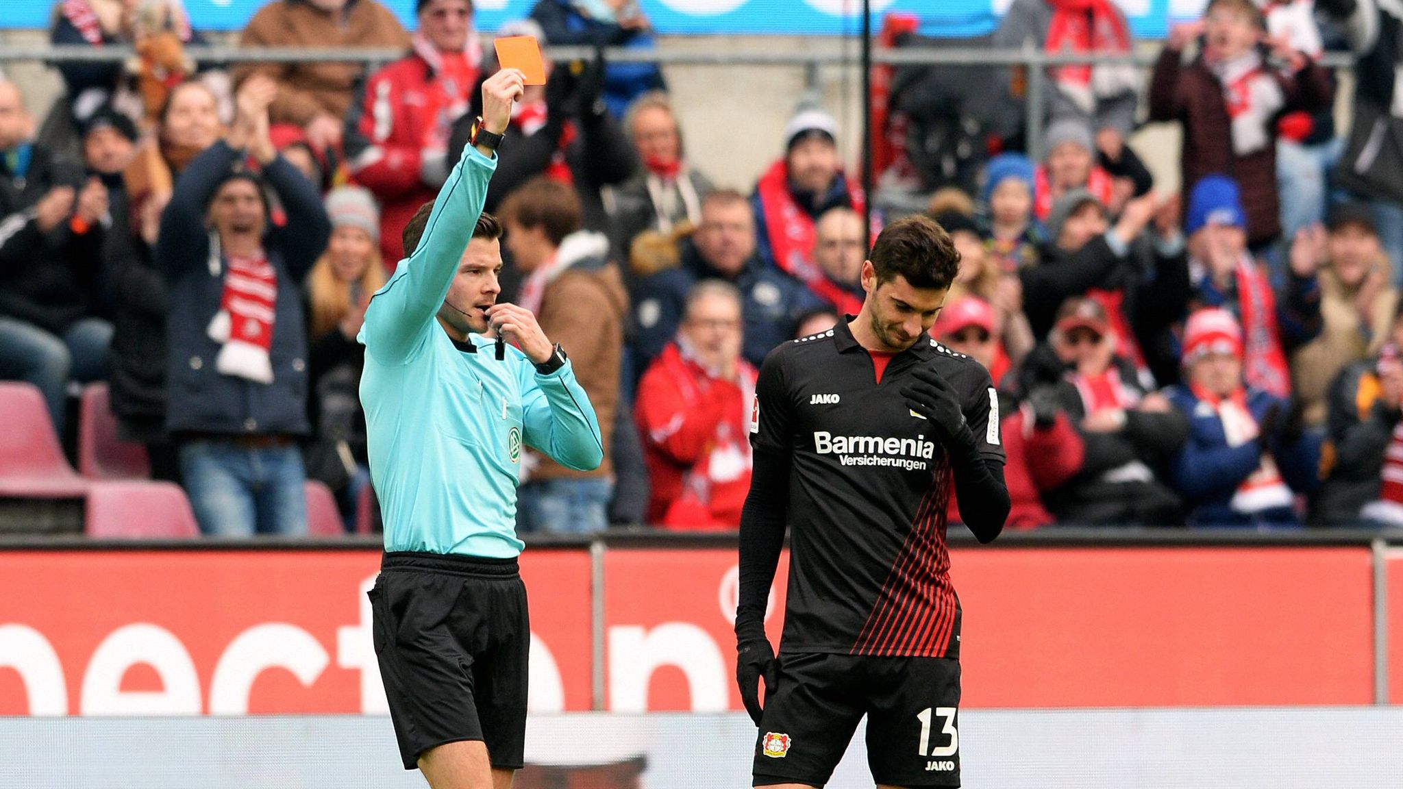 Nach Ellbogencheck: Deftige Sperre und Geldstrafe für Alario | Fußball ...