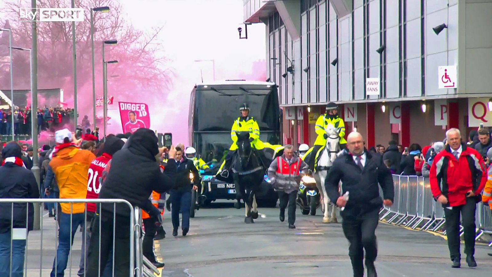 Pyro-Attacke auf City-Bus: Liverpool entschuldigt sich | Fußball News ...