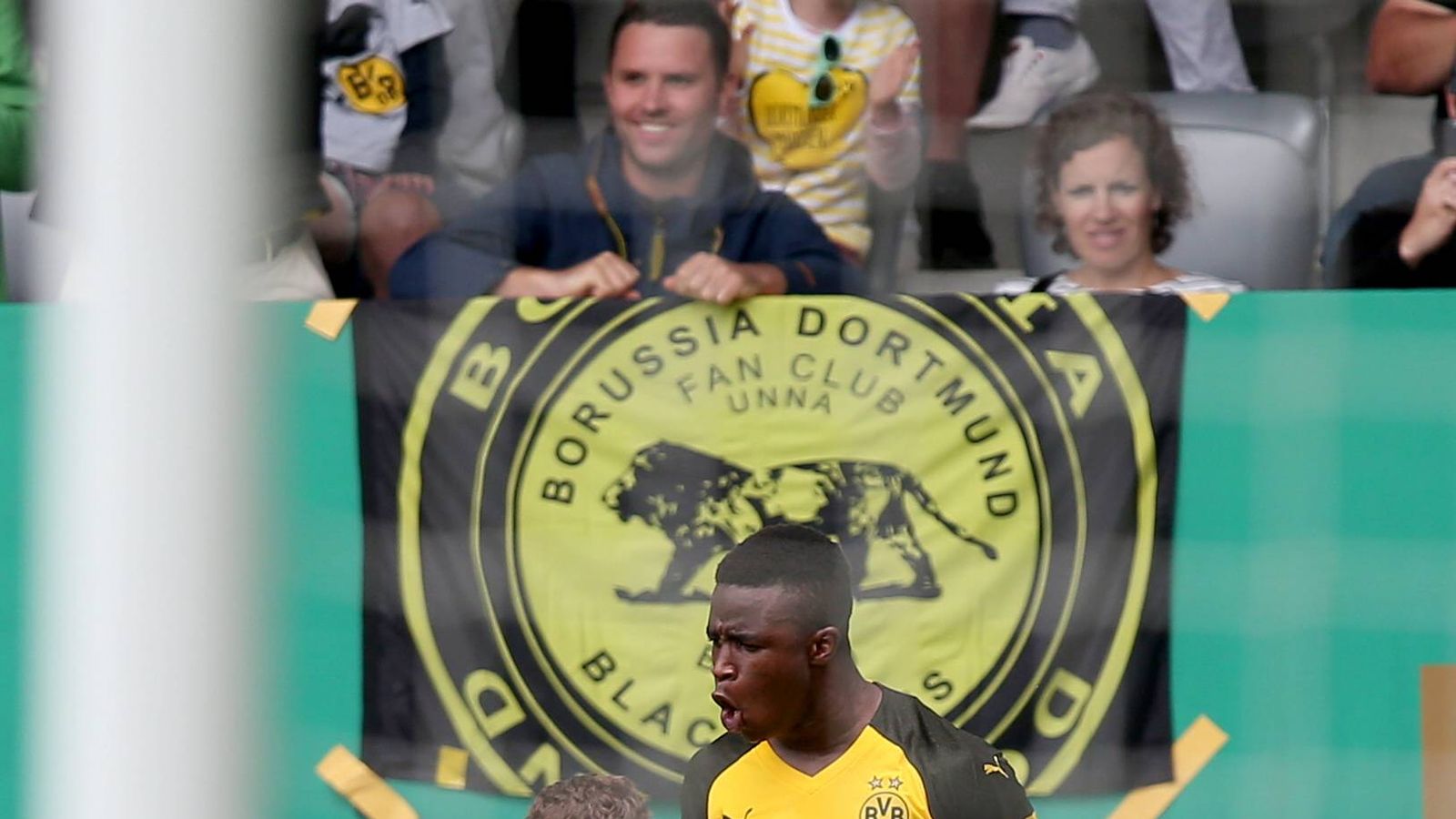 Wunderkind Moukoko feiert BVB-Sieg gegen Bayern wie Ronaldo | Fußball ...