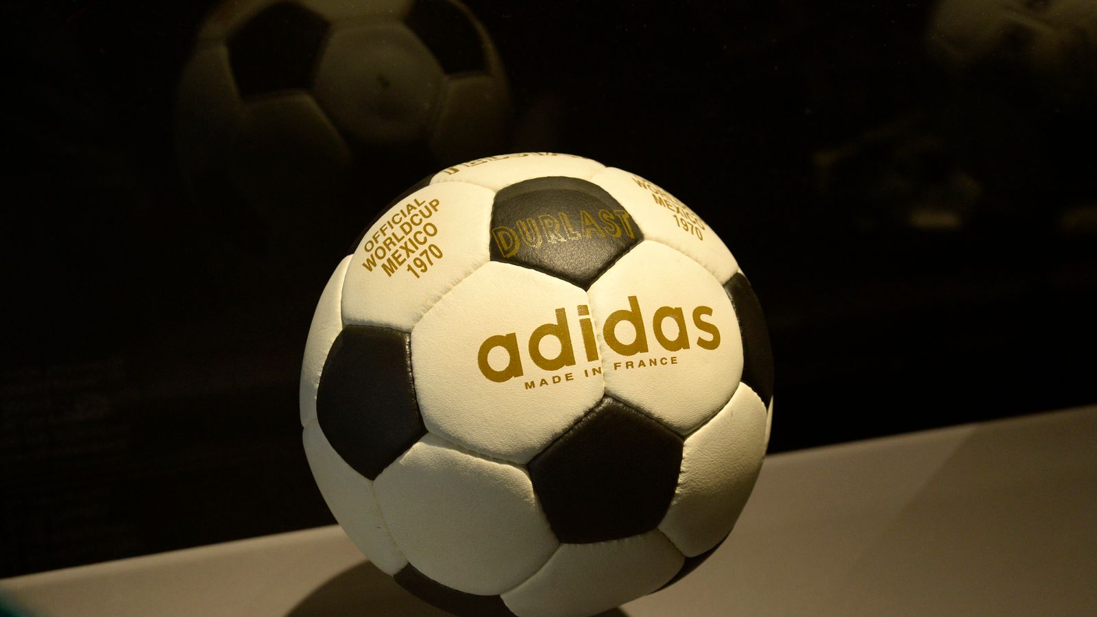 Vor WM-Auftakt: Sky zeigt alle Spielbälle der Weltmeisterschaft | FIFA ...