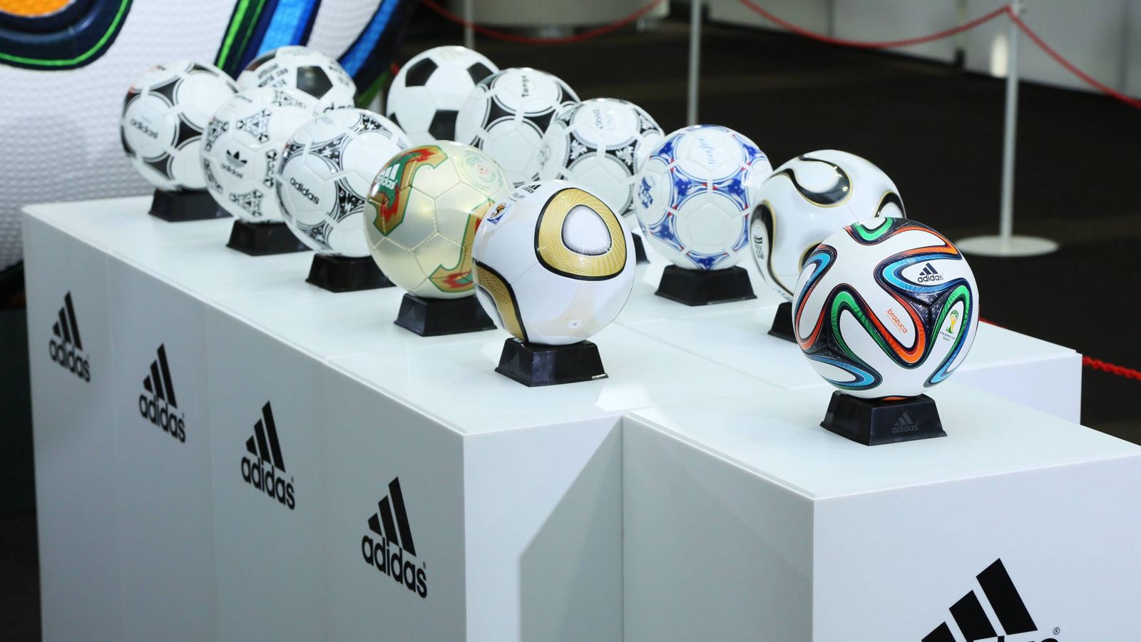 Vor WM-Auftakt: Sky zeigt alle Spielbälle der Weltmeisterschaft | FIFA ...