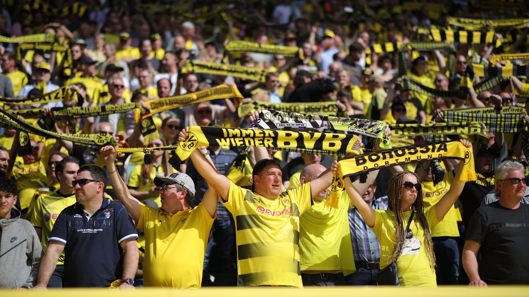 Bundesliga: Dauerkarten-Preise 2019/20 von Bayern, BVB, Schalke & Co ...
