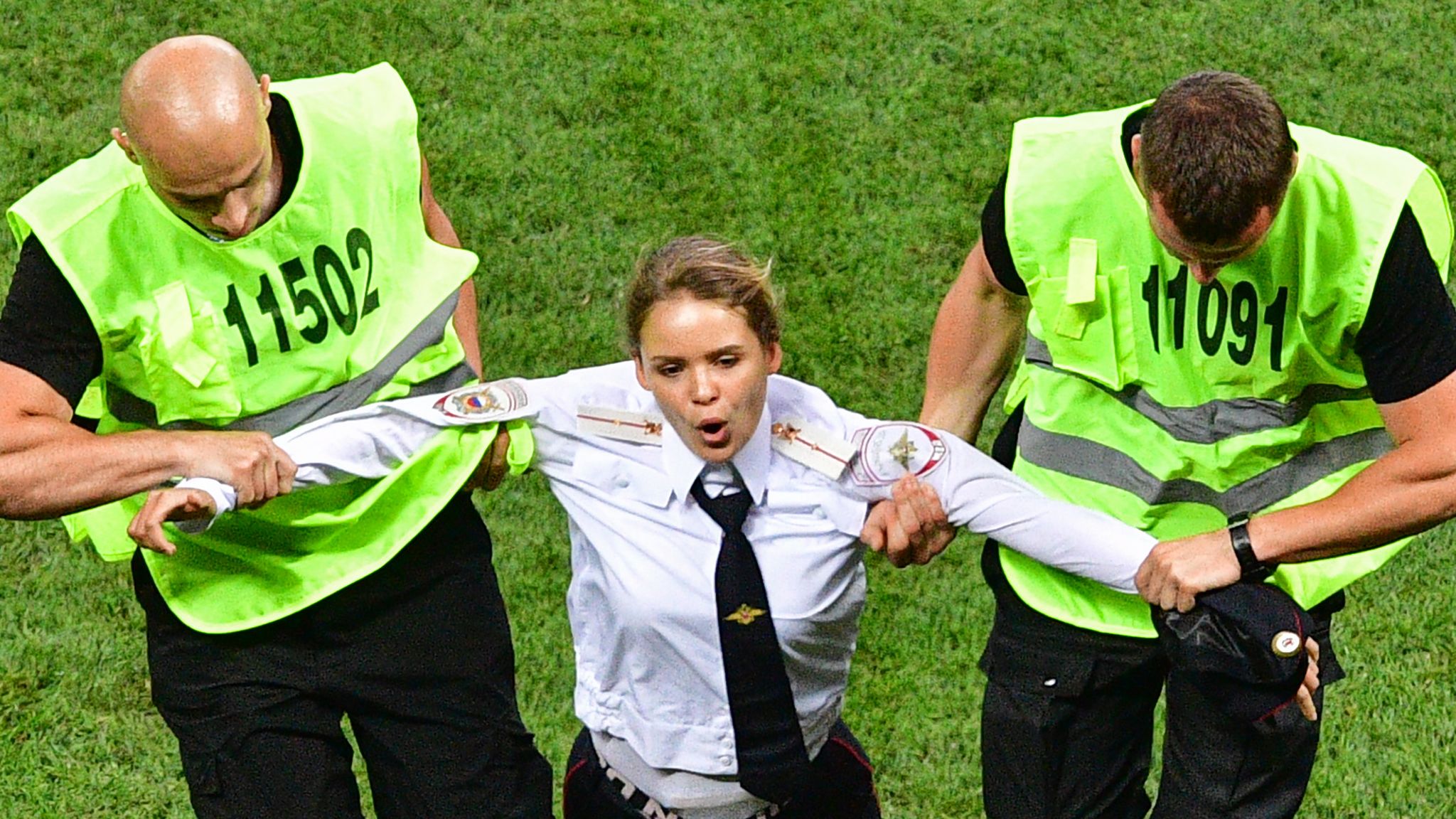 Platzsturm mit Folgen: Gefängnisstrafe für Pussy-Riot-Flitzer | FIFA WM ...