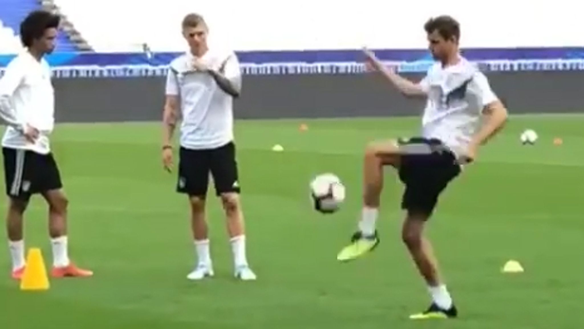 Thomas Müller zeigt im DFB-Training seine Ballkünste | Fußball News ...