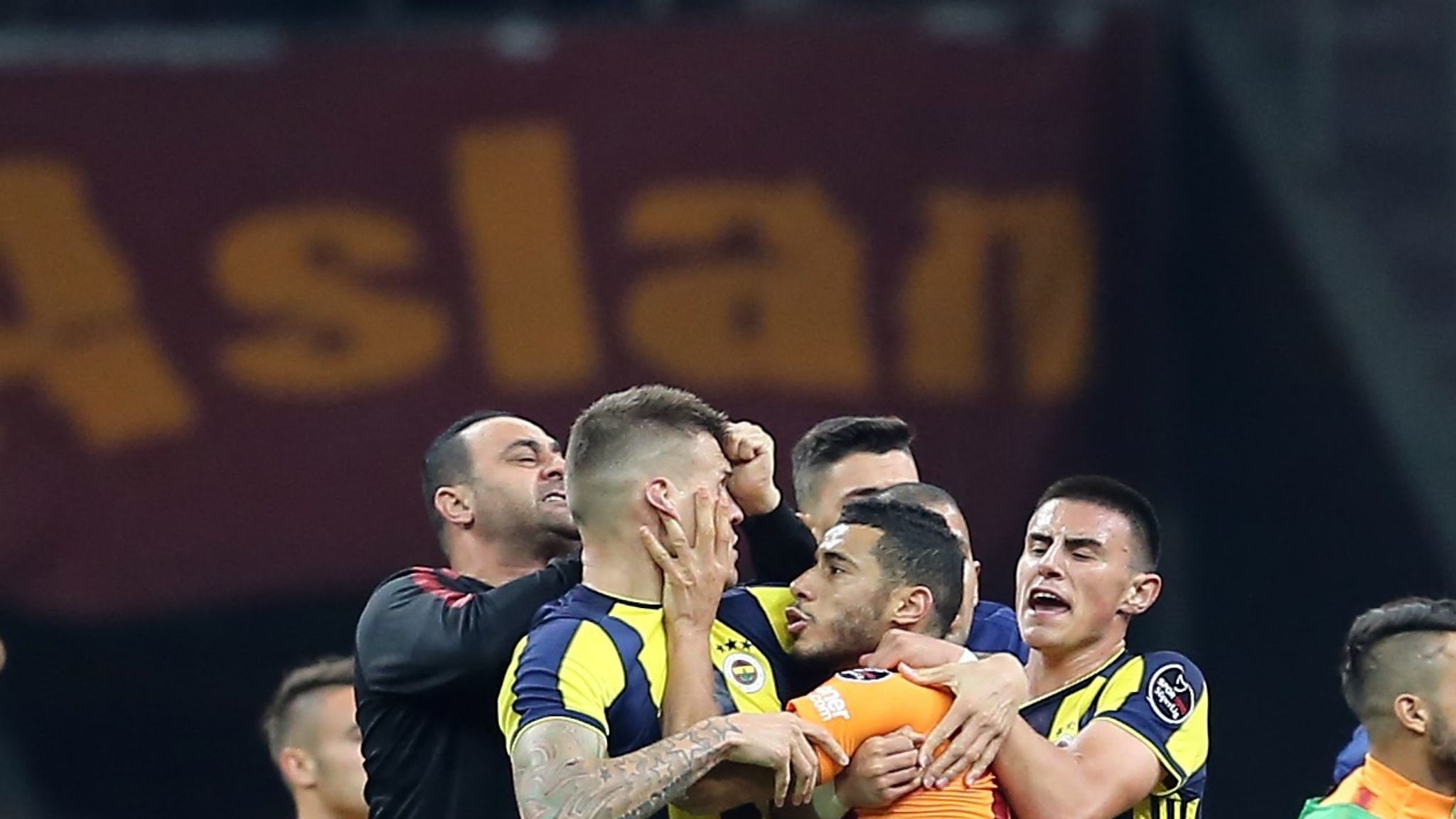 Galatasaray vs. Fenerbahce endet in Massenschlägerei | Fußball News ...
