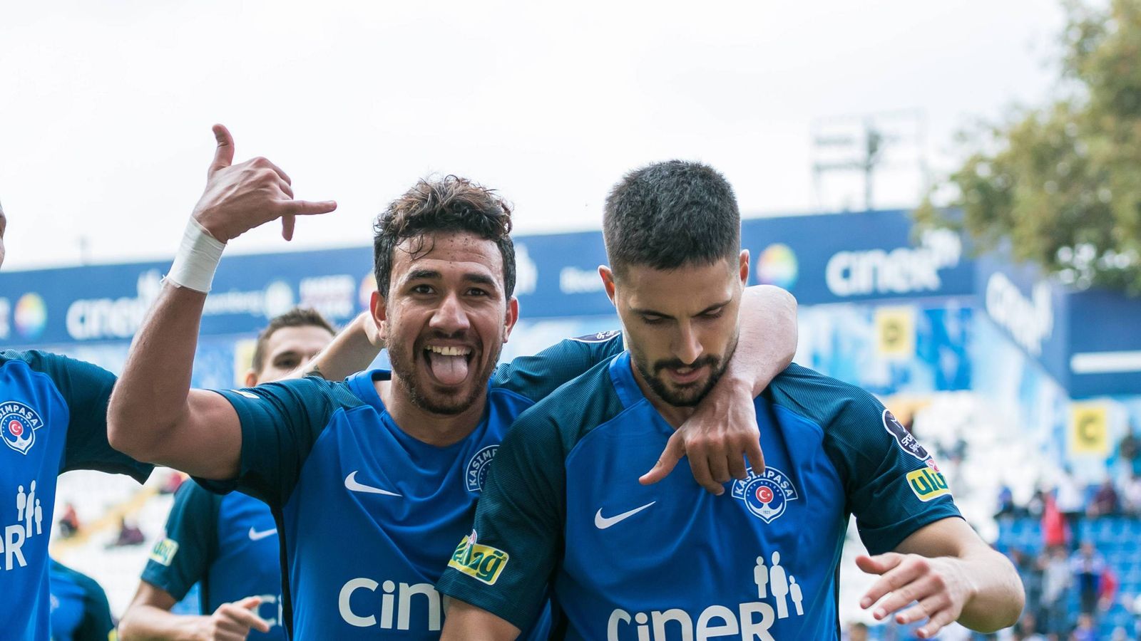 Türkischer Erstligist Kasimpasa verlängert mit gesamtem Kader | Fußball ...