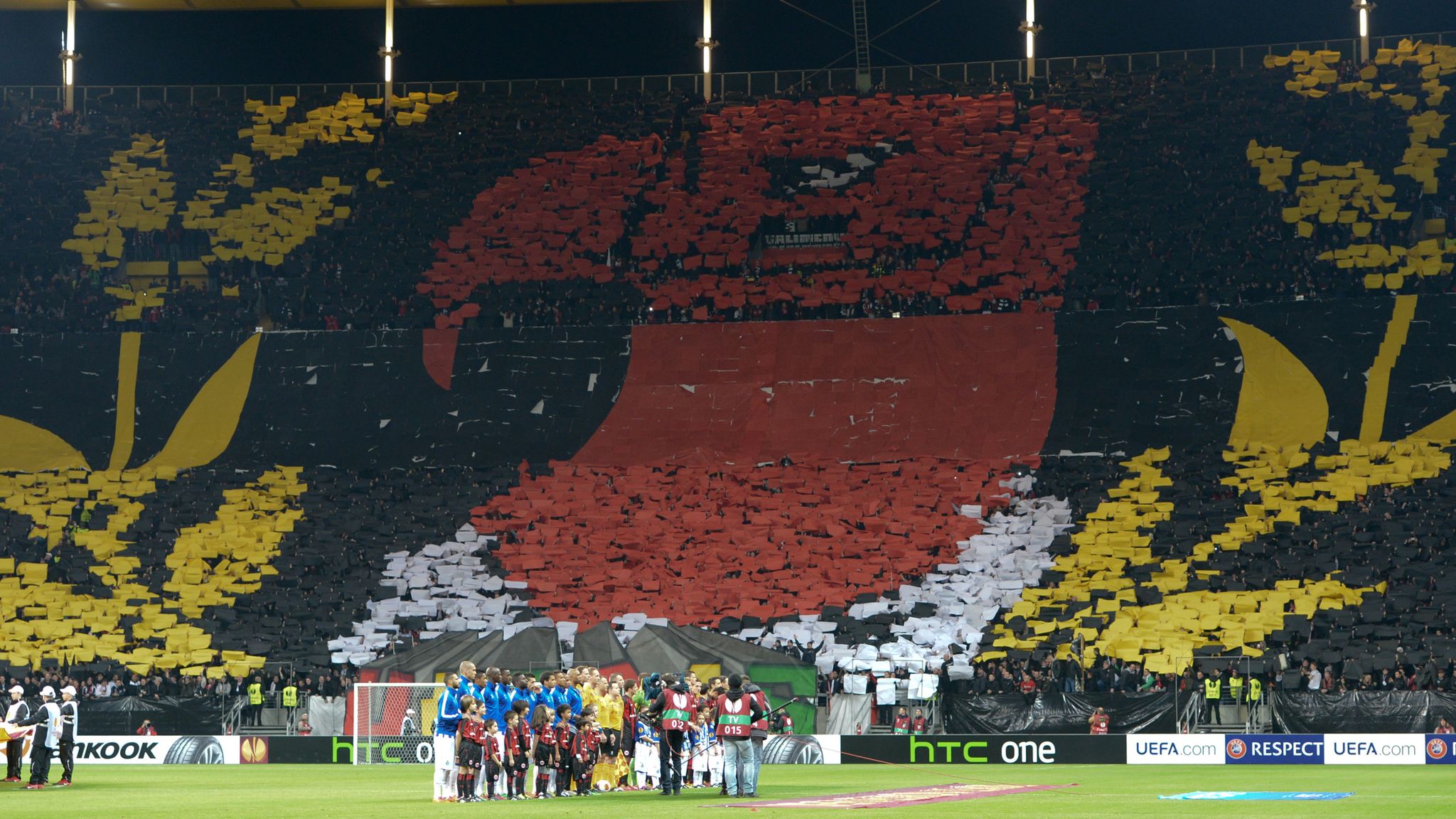 Eintracht Frankfurt: Champions-League-Premiere! Die besten Choreos der ...