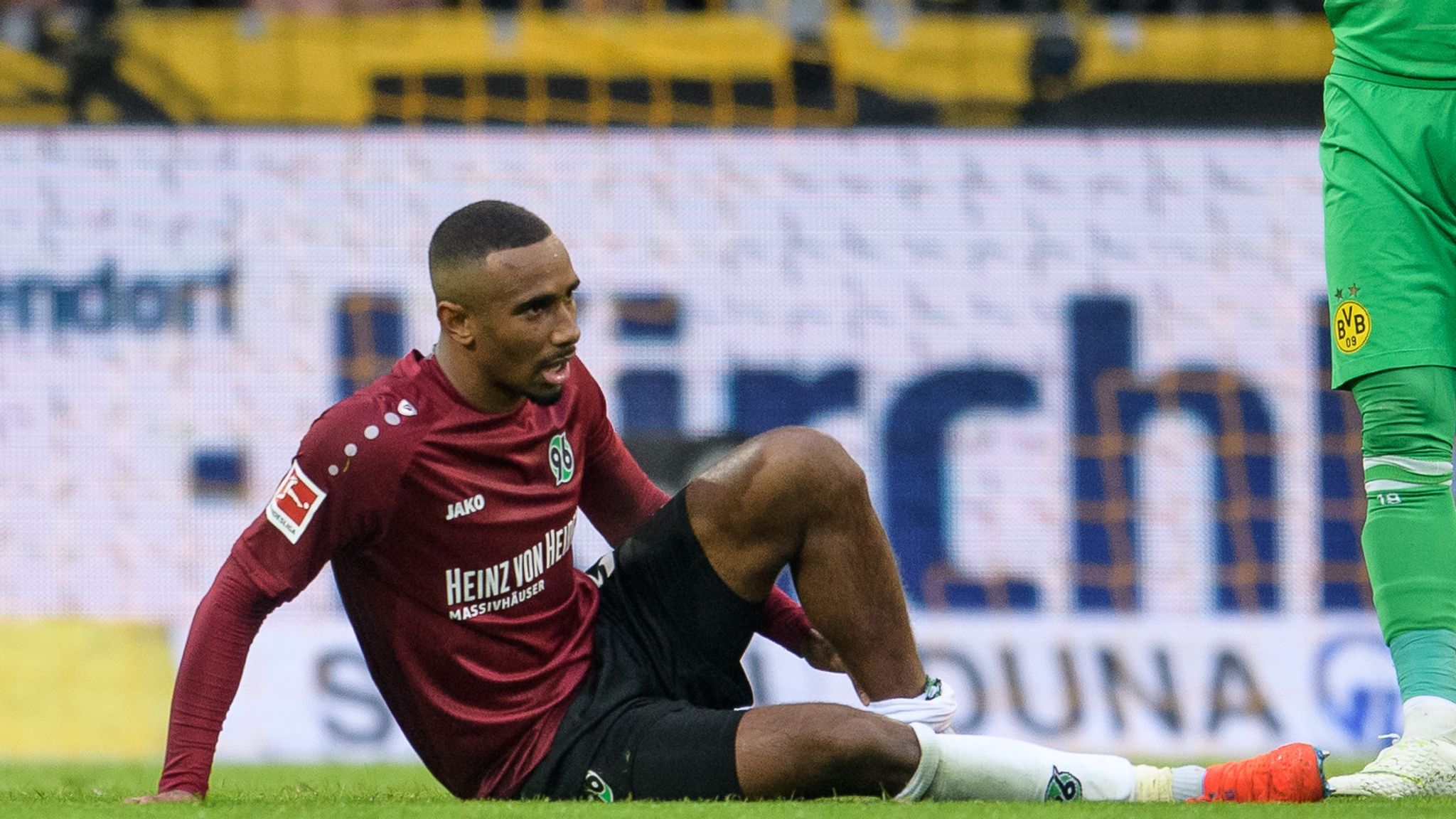 Hannovers Sarenren Bazee fällt mehrere Monate aus | Fußball News | Sky ...