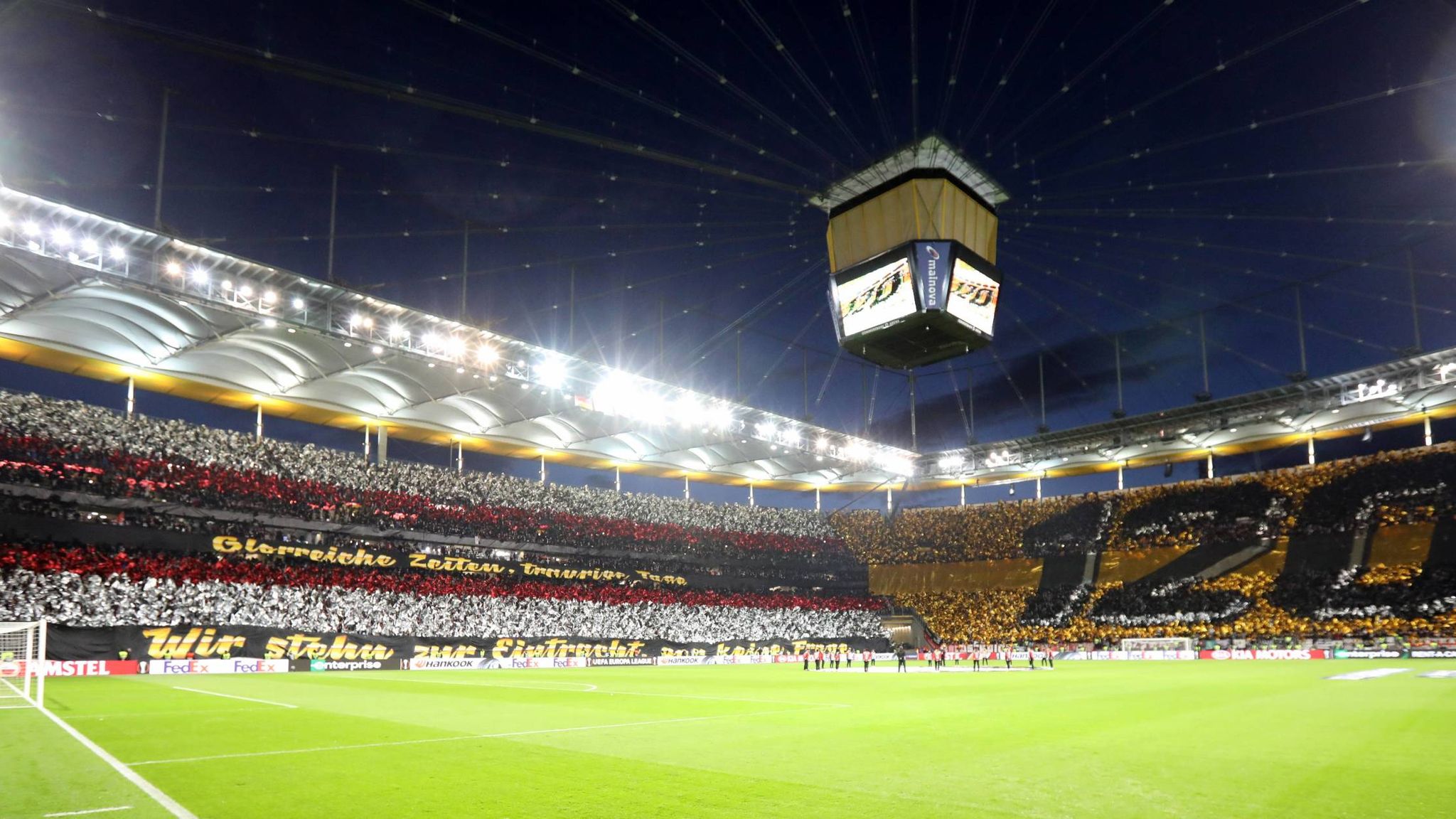Fans von Eintracht Frankfurt liefern Mega-Choreo gegen Chelsea ...
