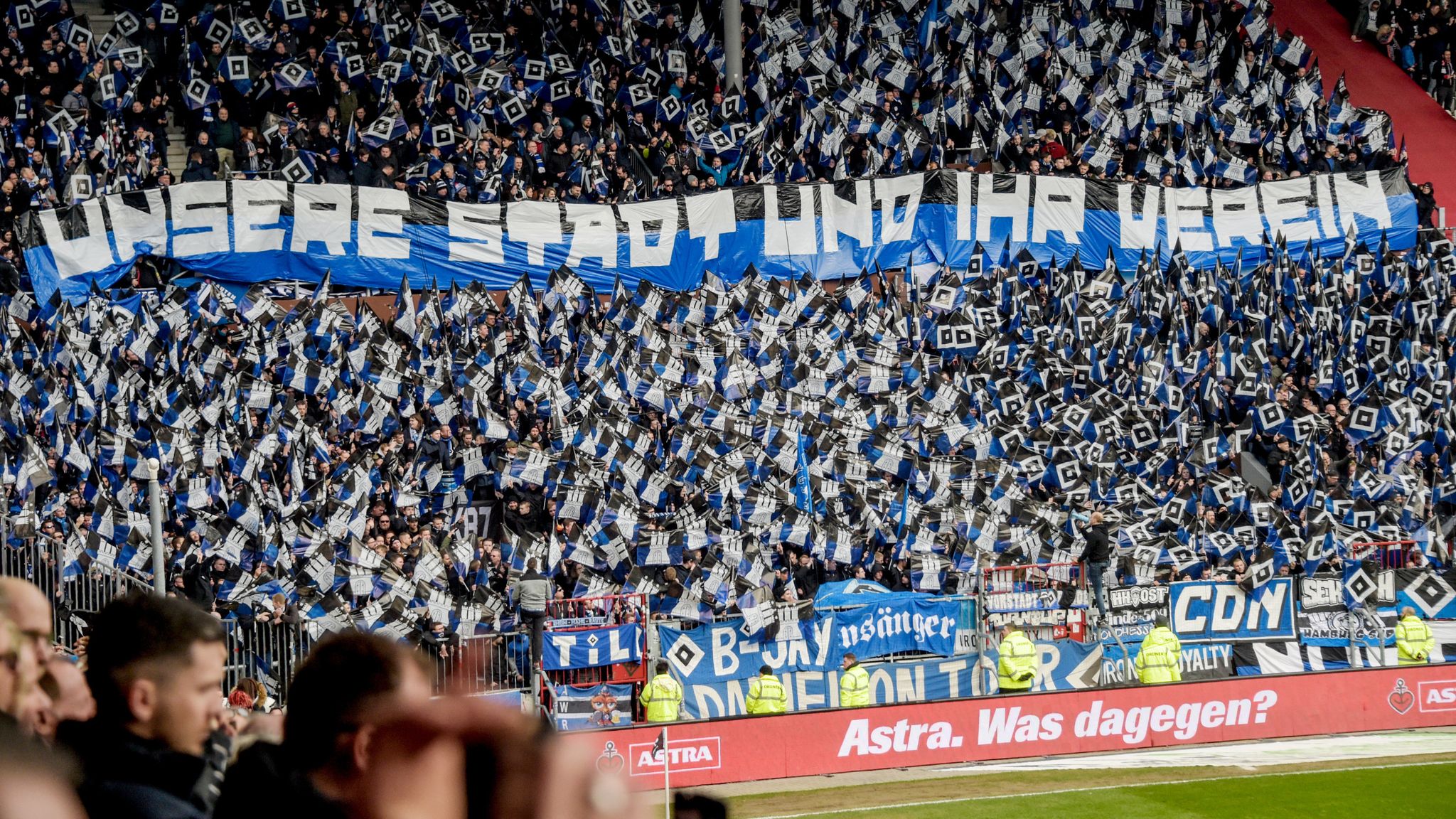 2. Bundesliga: Die spektakulären Choreos bei St. Pauli vs. HSV ...