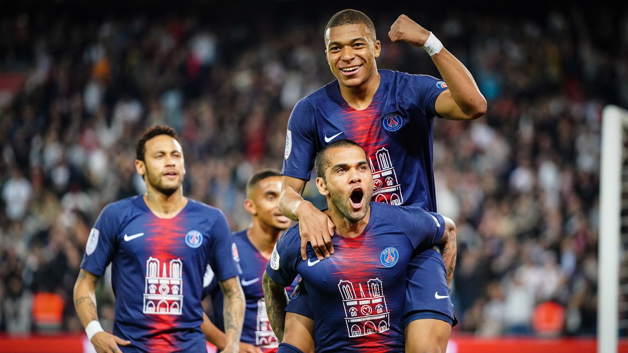 PSG-Star Dani Alves erfolgreichster Fußballer der Geschichte | Fußball ...