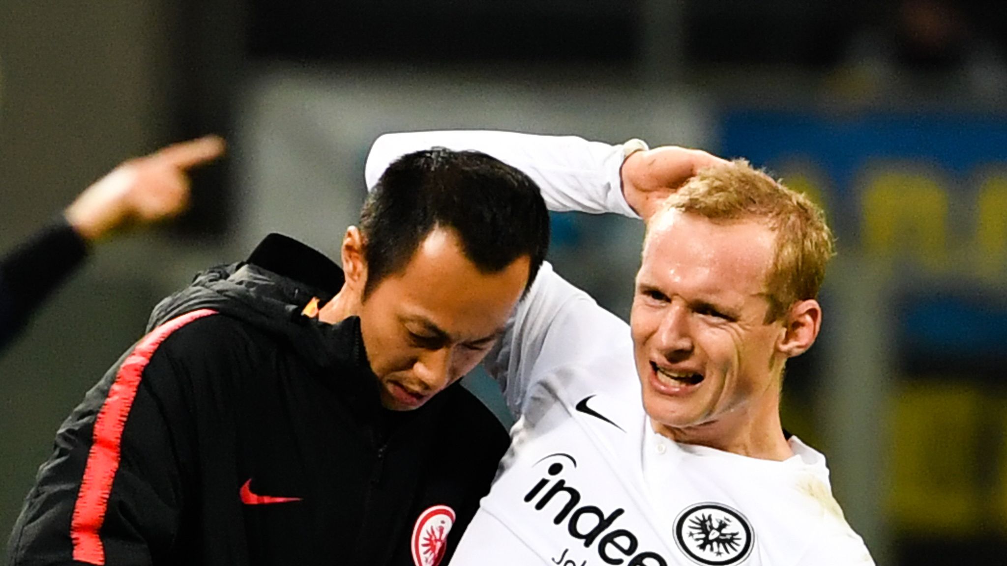 Sebastian Rode bricht Training ab: Eintracht Frankfurt gibt Entwarnung ...