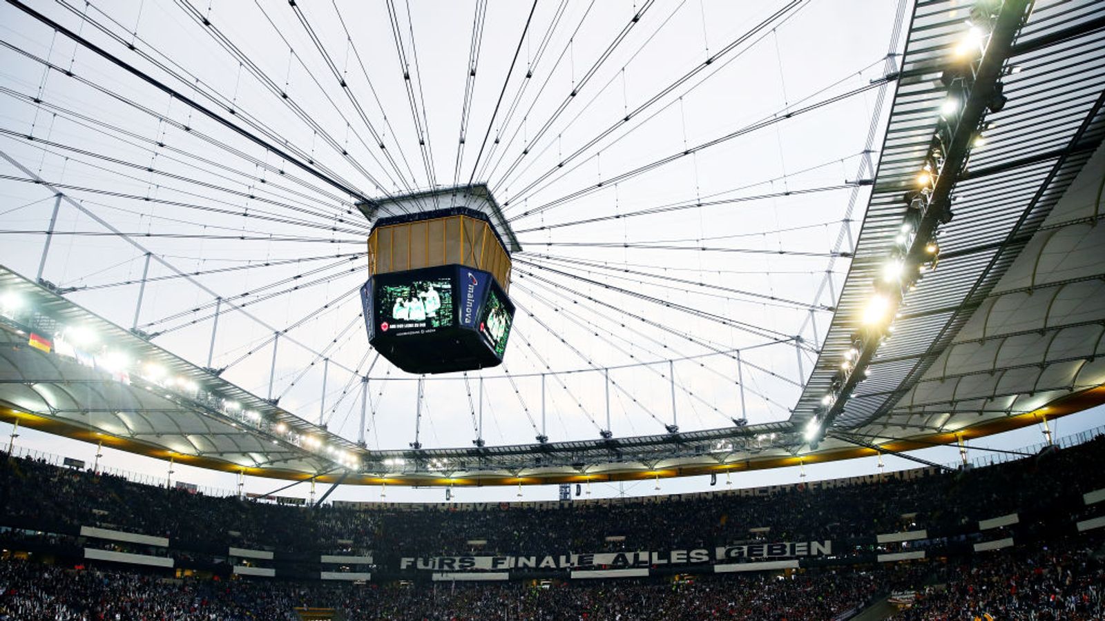 Europa League: Choreographie der Eintracht-Fans gegen West Ham United ...