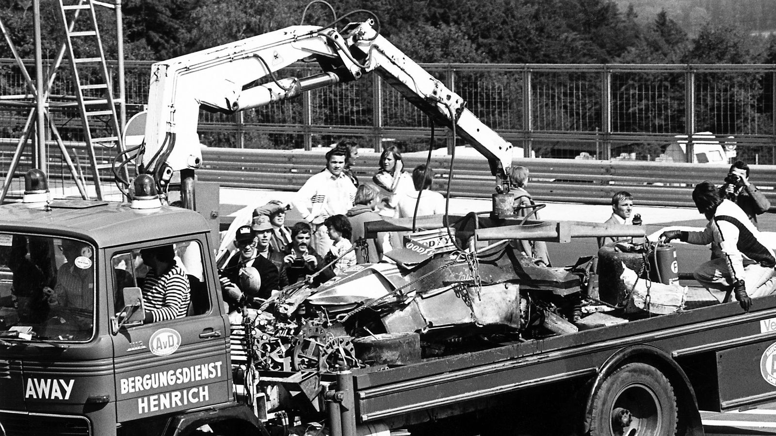 Niki Lauda: Das Leben der Rennfahrer-Legende in Bildern | Formel 1 News ...