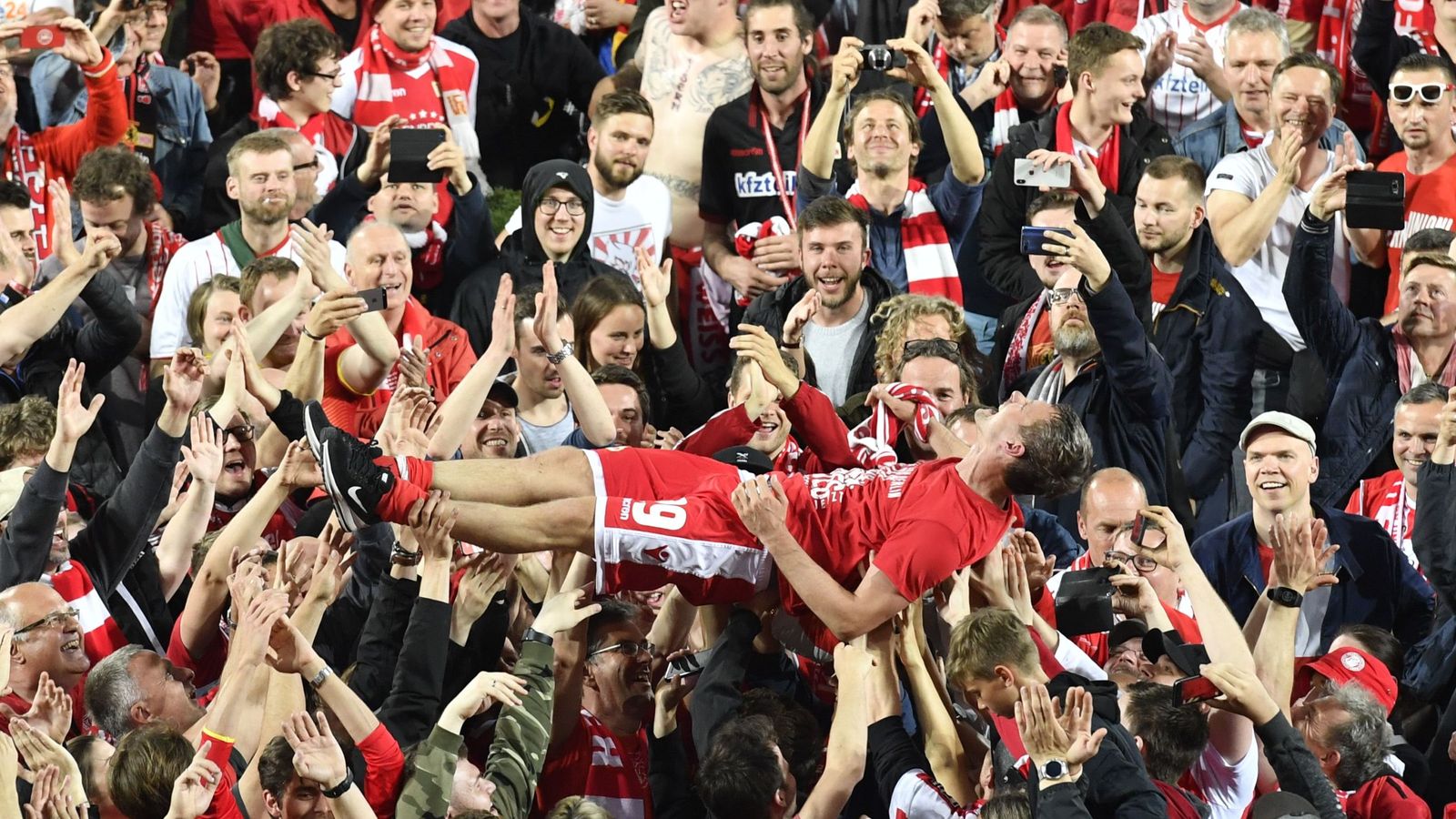 Platzsturm! Die besten Bilder vom Aufstieg von Union Berlin | Fußball ...