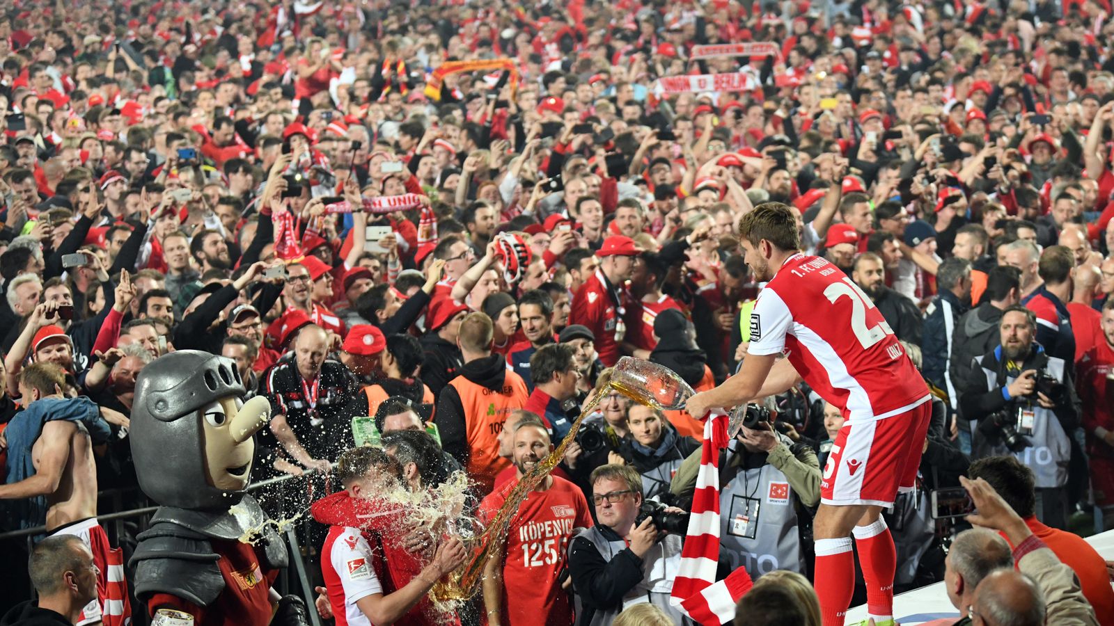 Platzsturm! Die besten Bilder vom Aufstieg von Union Berlin | Fußball ...