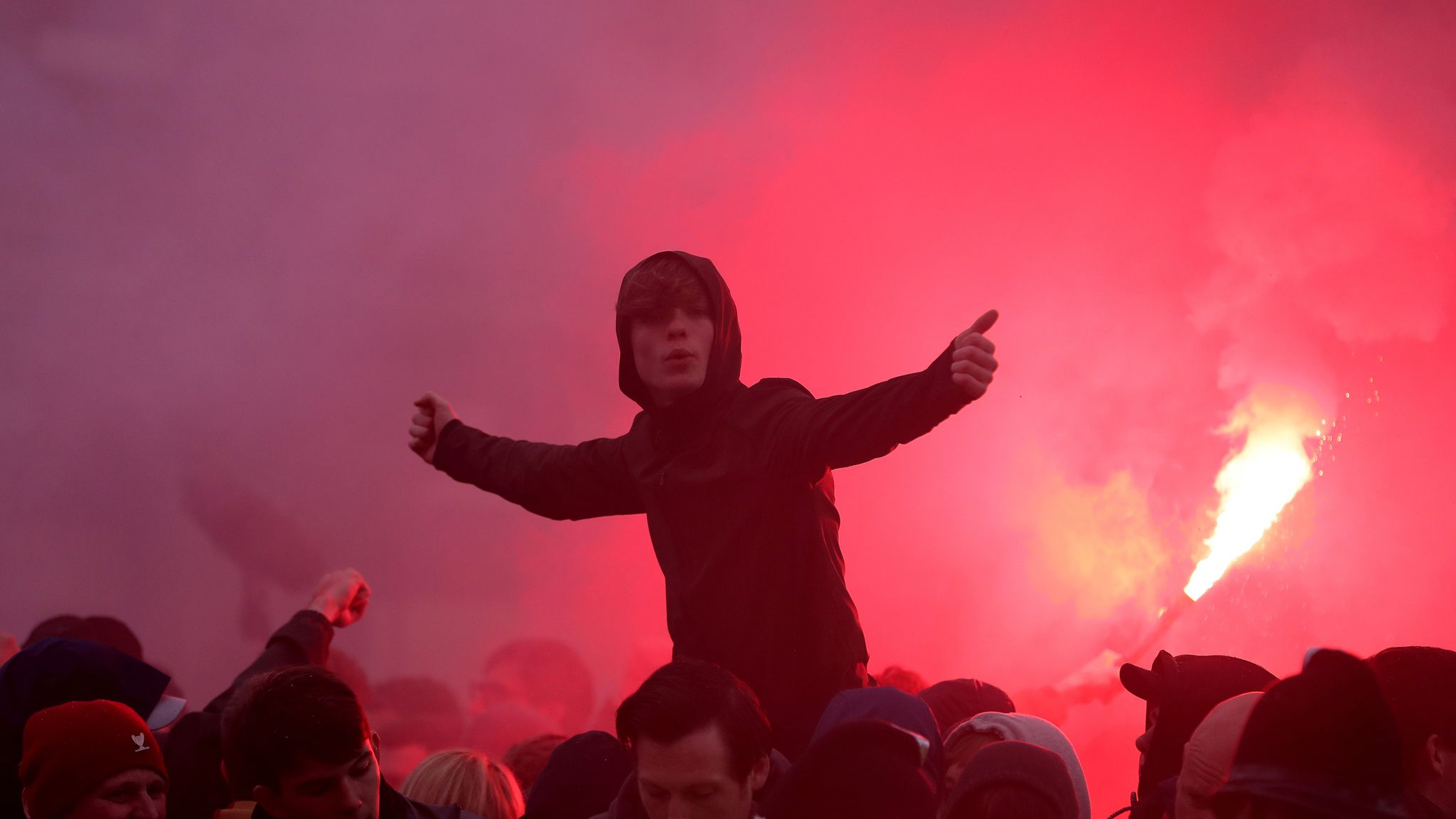 Champions League: Reds-Fans empfangen ihr Team am Stadion | Fußball ...