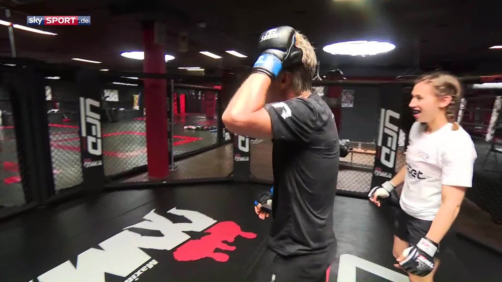 Sky Reporter tritt gegen MMA-Kämpferin an | Mehr Sport News | Sky Sport