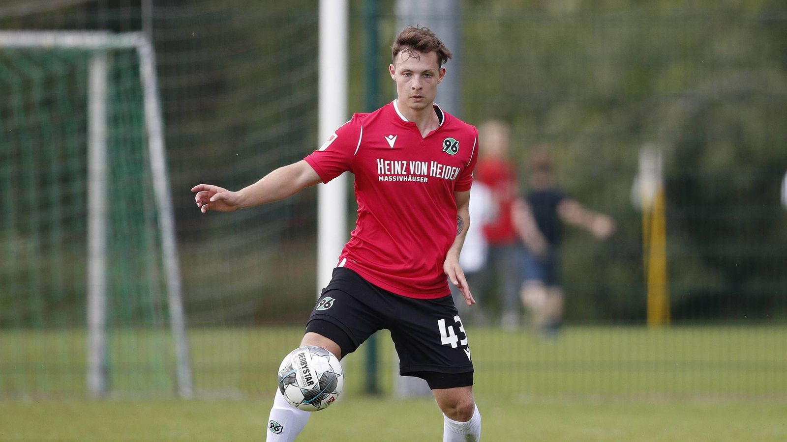Beckenbauer-Enkel Luca feiert siegreiches Profi-Debüt mit Hannover 96 ...