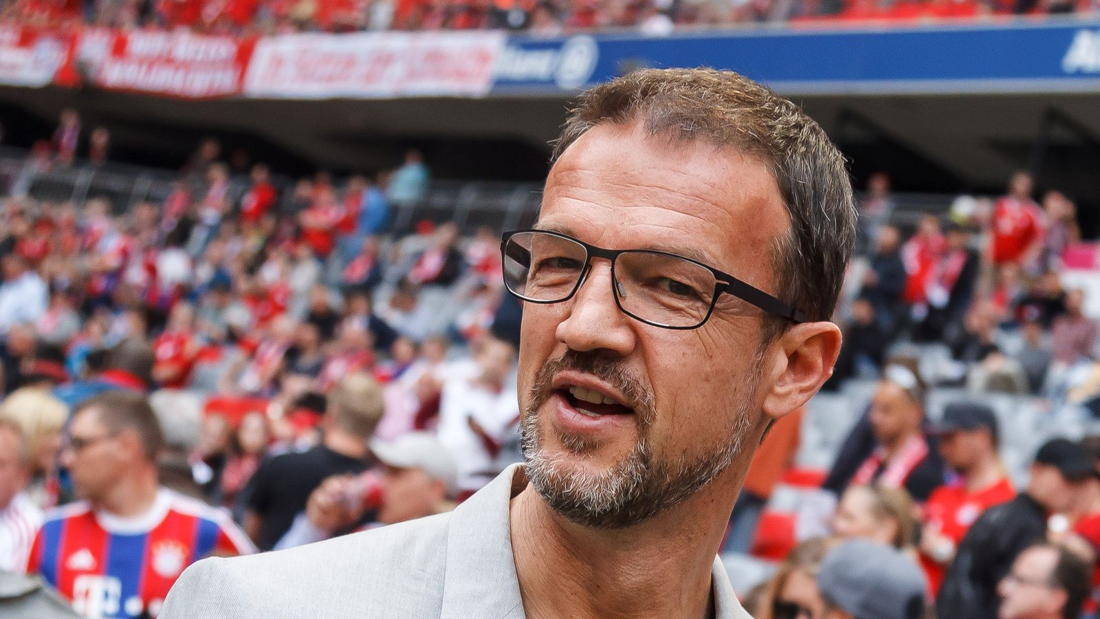 Bobic: "Das Schönste ist, dass in England das Transferfenster zu ist ...