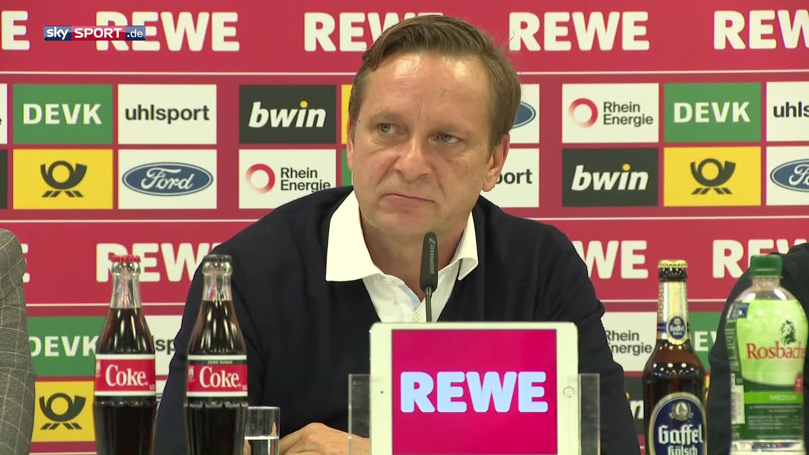 1. FC Köln Handy unterbricht Vorstellung von Heldt und Gisdol | Fußball ...