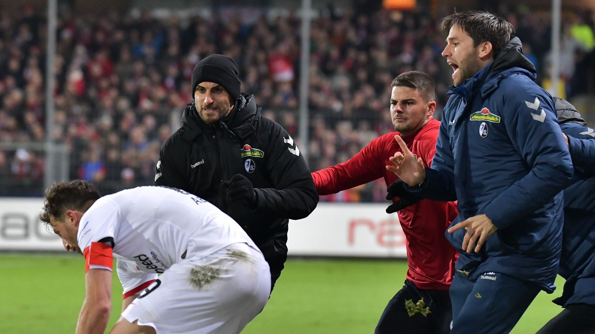 David Abraham erhält nach Check gegen Christian Streich mehrwöchige ...