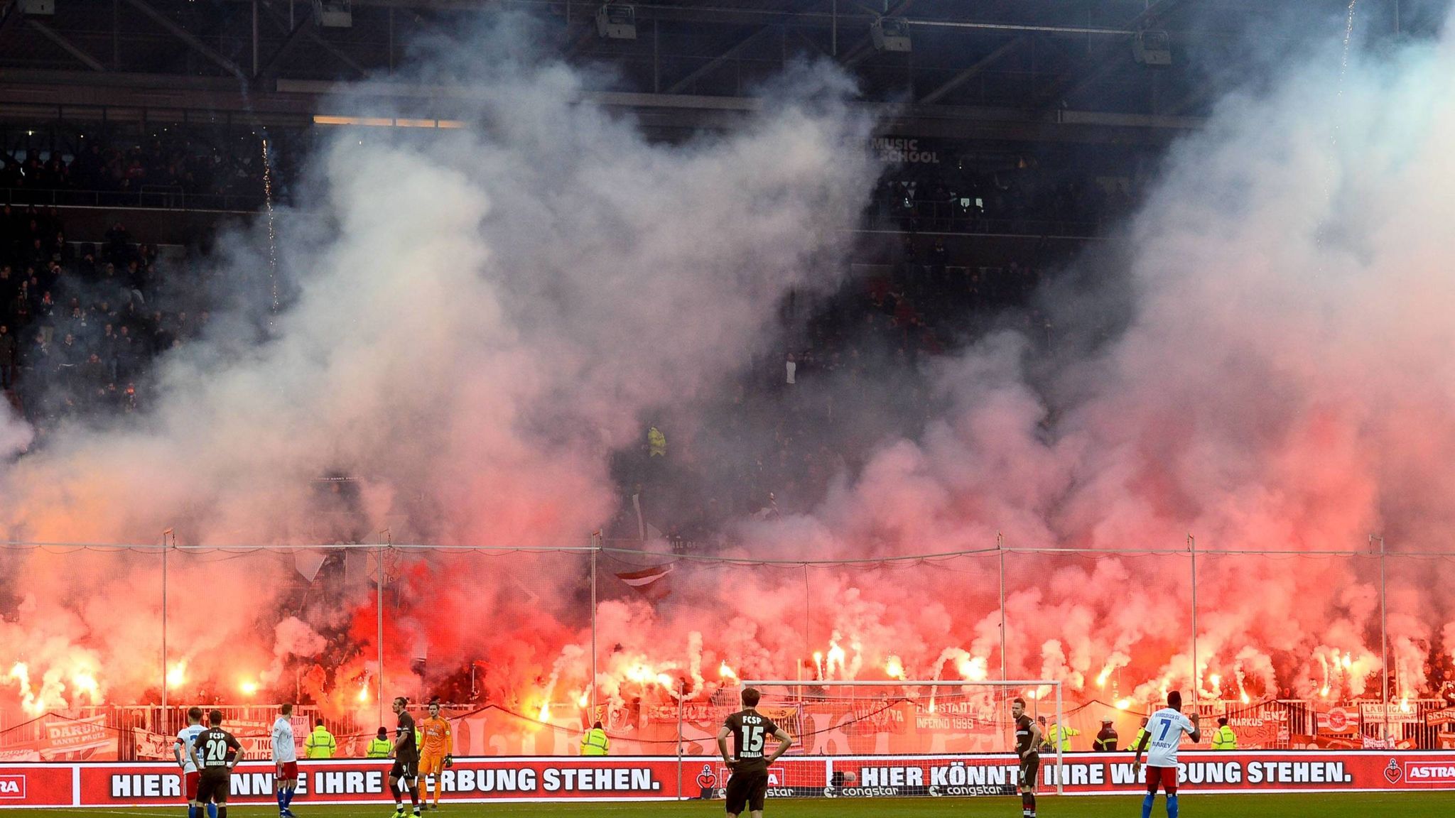 2. Bundesliga: Hamburger SV und St. Pauli nach Pyrotechnik mit hoher ...