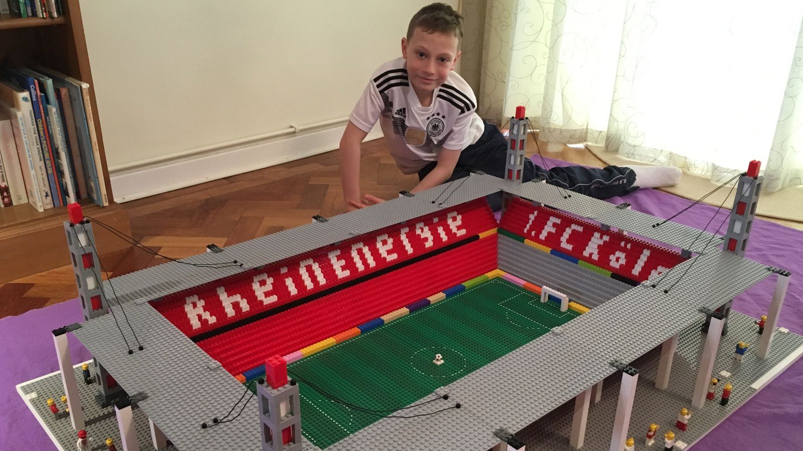 Bundesliga-Stadion aus Lego: Englischer Junge Joe Bryant präsentiert ...