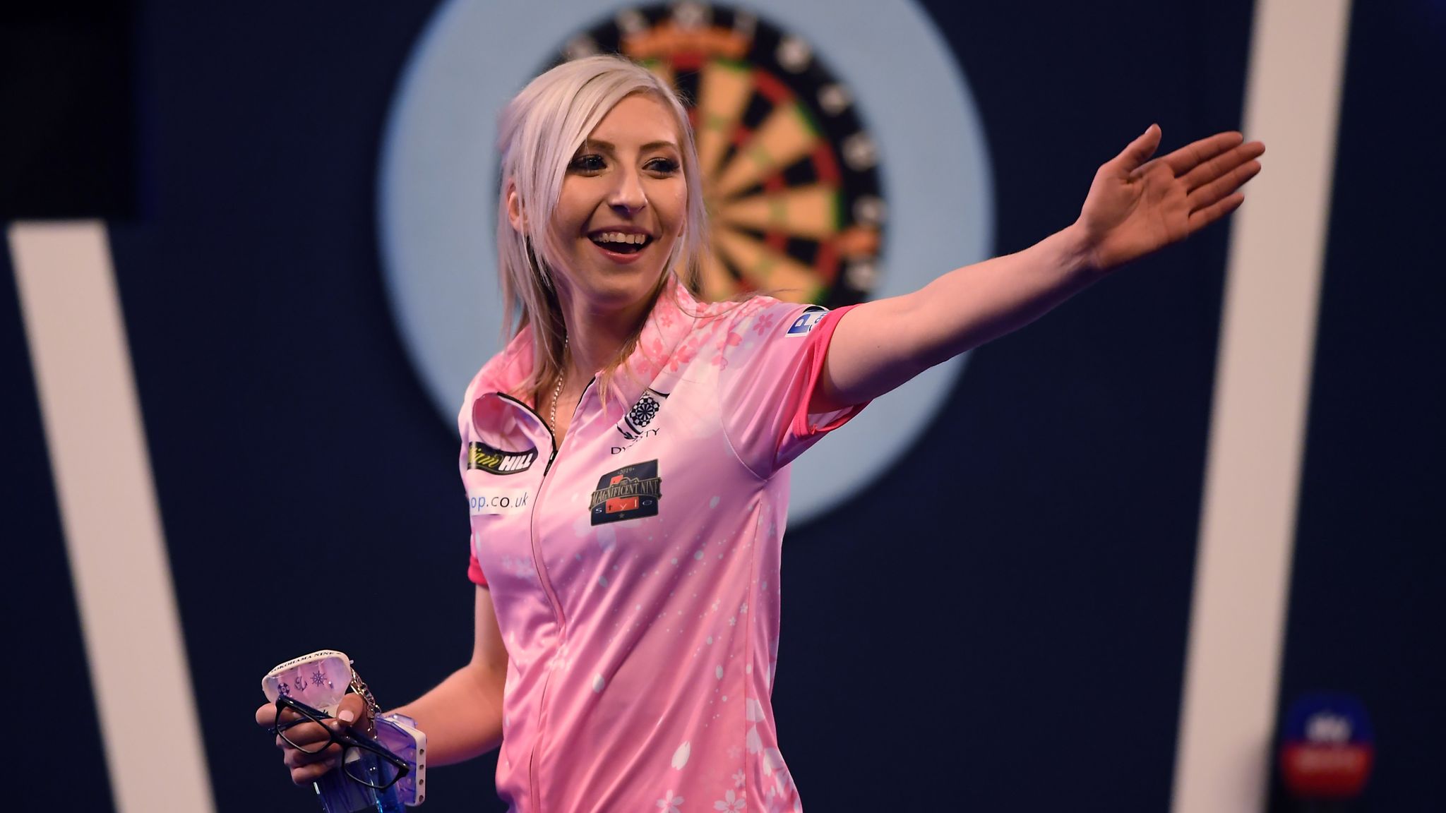 Darts-WM: Fallon Sherrock besiegt auch Mensur Suljovic | Fußball News ...