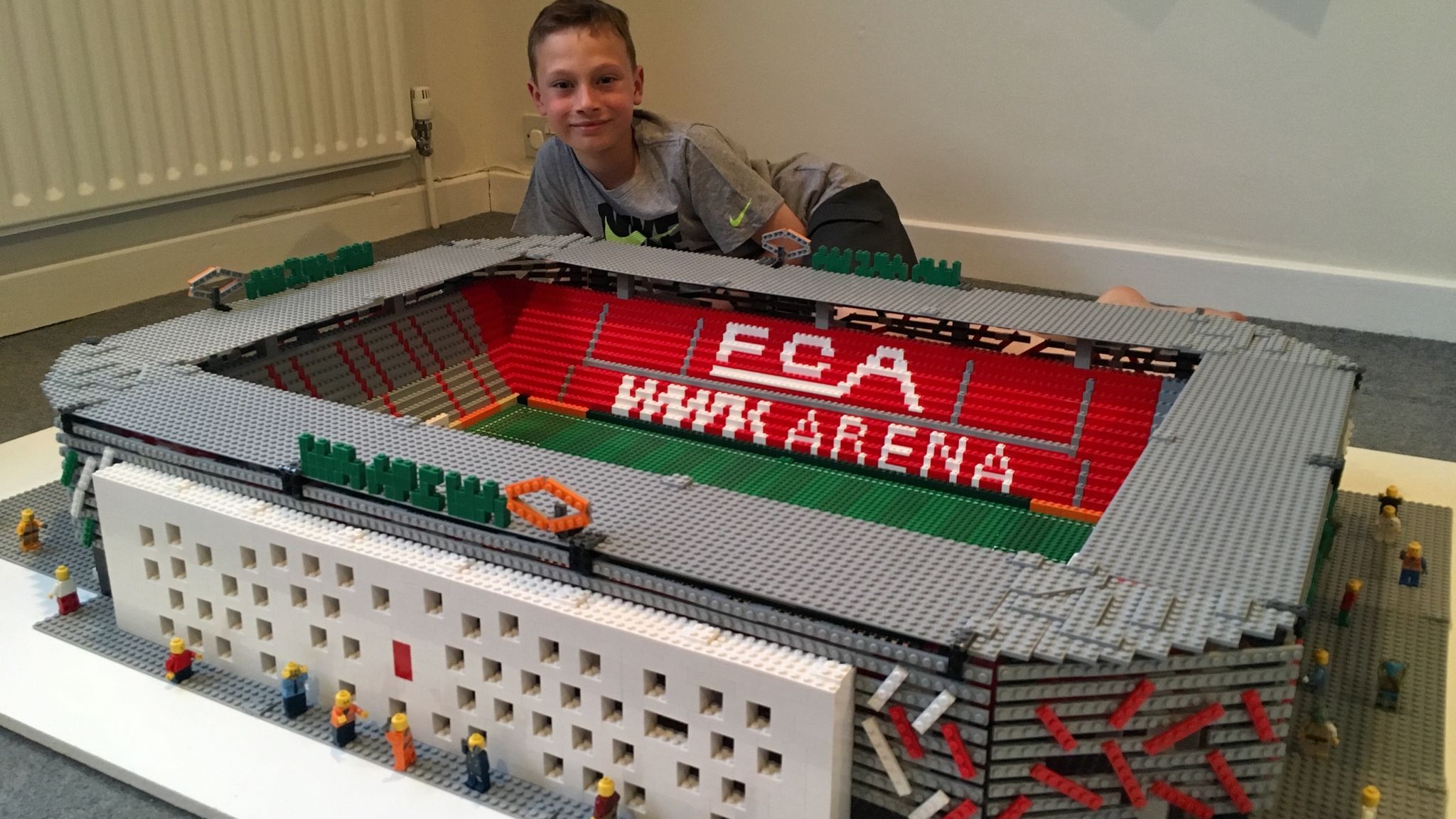 Bundesliga-Stadion aus Lego: Englischer Junge Joe Bryant präsentiert ...