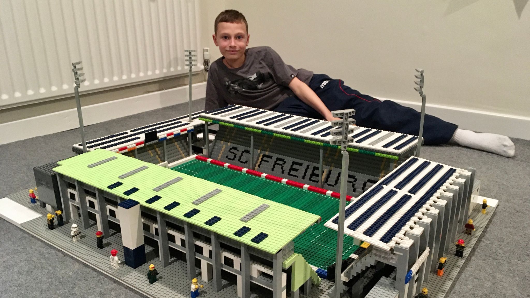Bundesliga-Stadion aus Lego: Englischer Junge Joe Bryant präsentiert ...