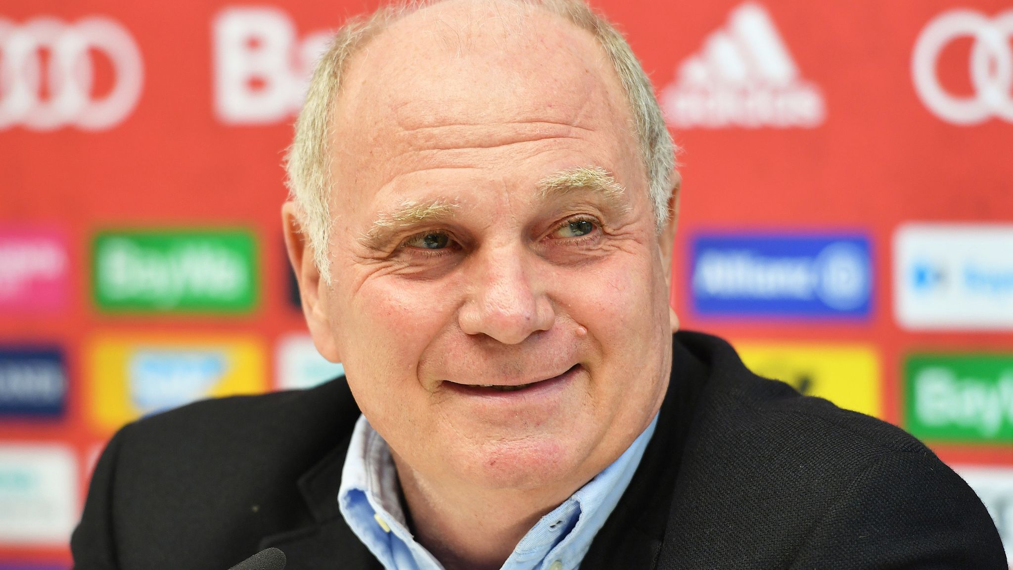 FC Bayern News: Uli Hoeneß glaubt an Triple-Chance | Fußball News | Sky ...
