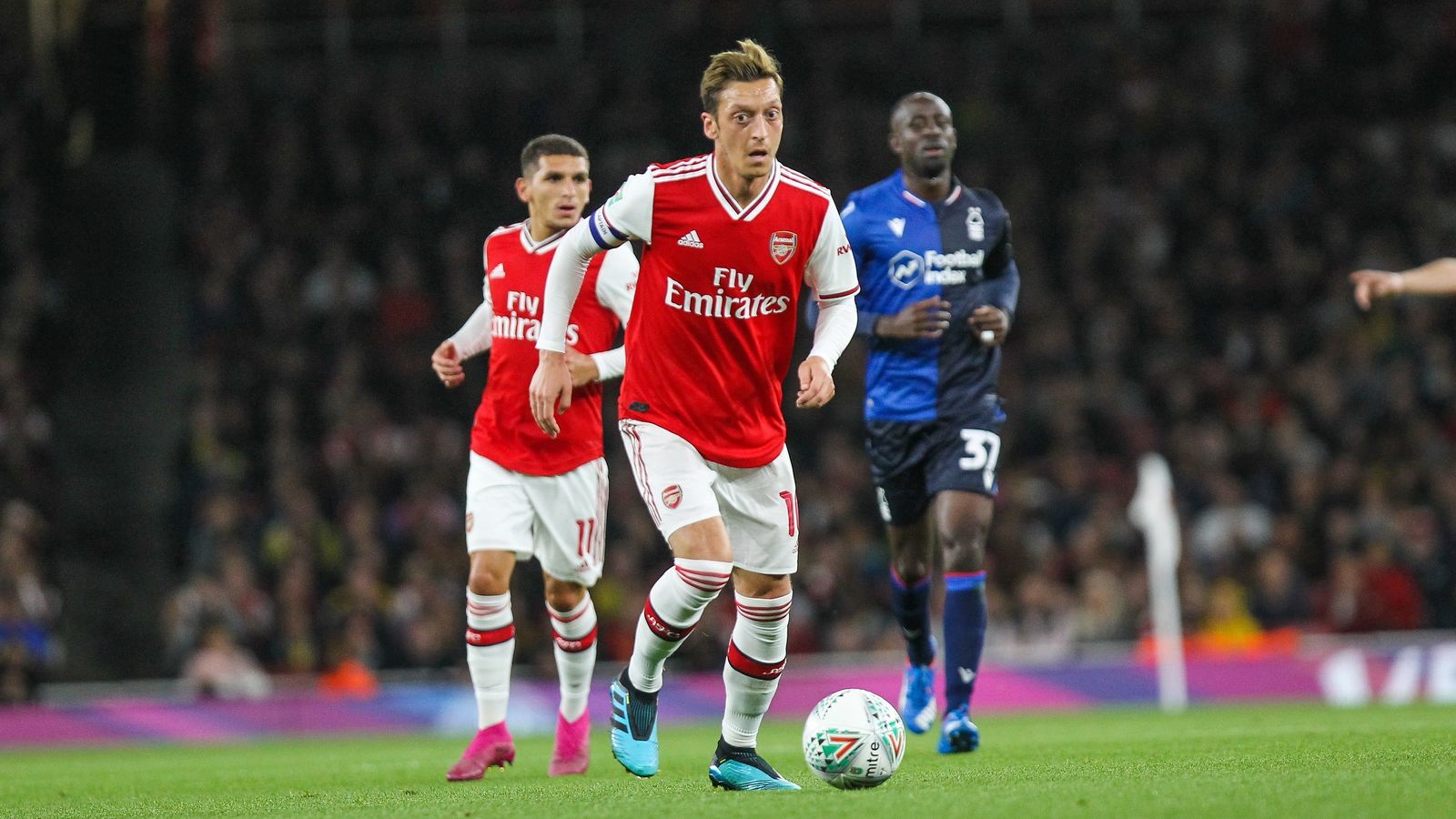 Trikot geleakt: Arsenal ''wolkenweiß'' im Marmor-Look | Fußball News ...