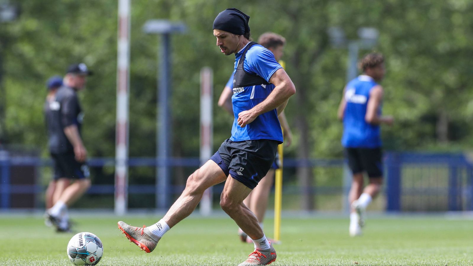 FC Schalke 04: Benjamin Stambouli nimmt Training wieder auf | Fußball ...