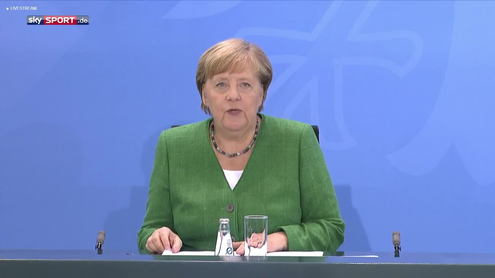 Bundesliga Video: Bundeskanzlerin Angela Merkel über bundesweite ...