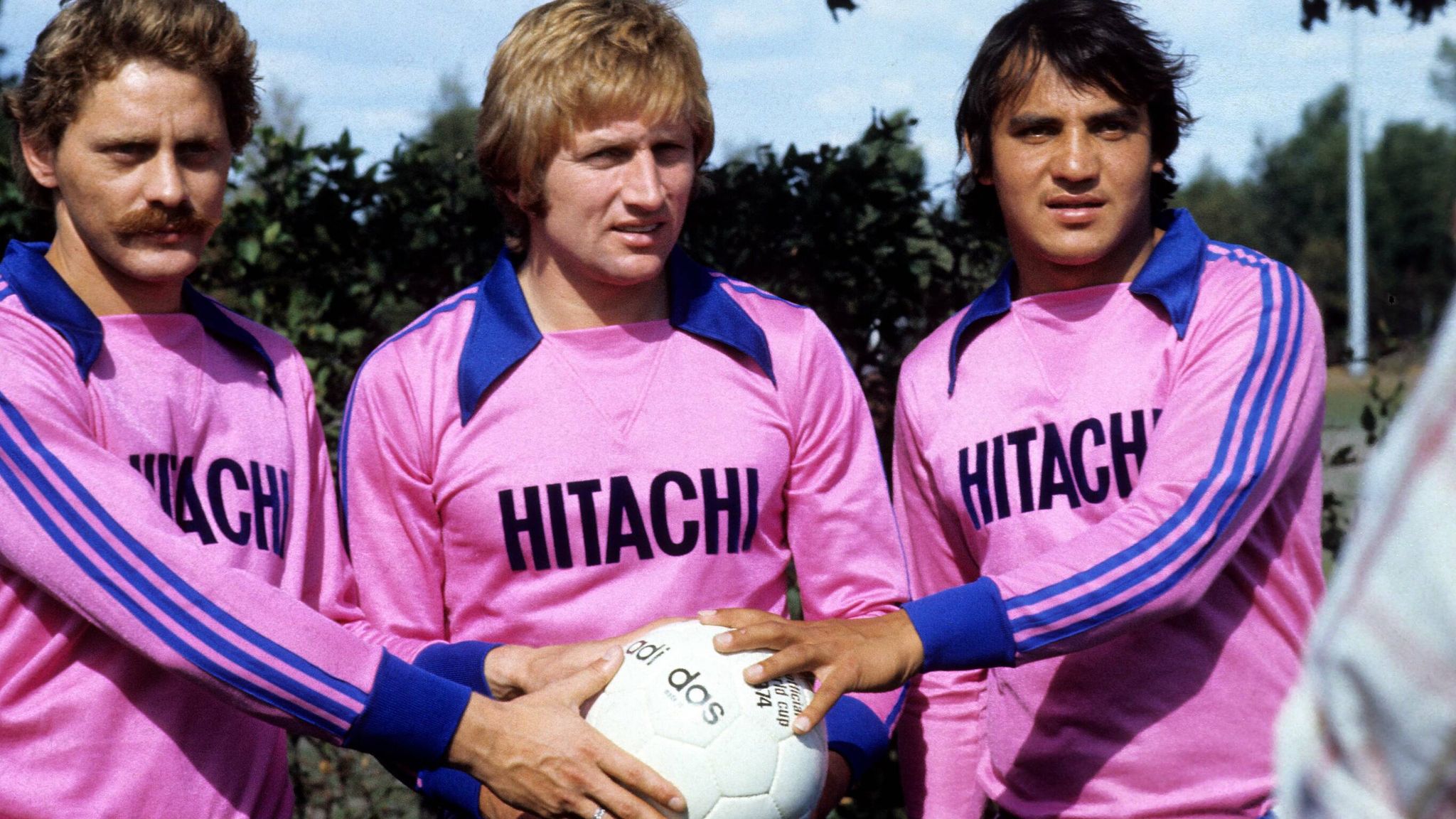 Hamburger SV News: So hat sich das HSV-Trikot in den letzten 60 Jahren ...