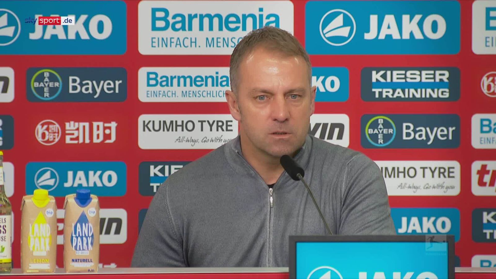FC Bayern Video: Hansi Flick schwärmt von seiner Mannschaft | Fußball ...