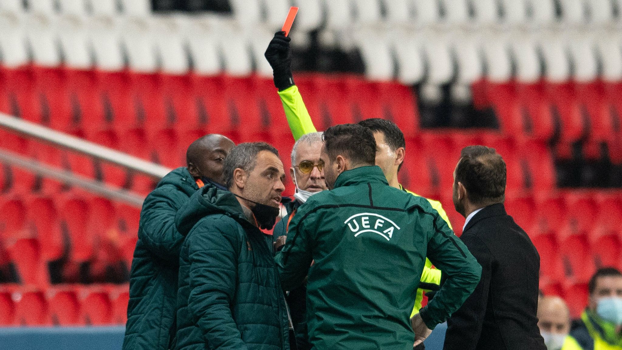 Champions League News: Schiedsrichter Sebastian Coltescu gesperrt ...