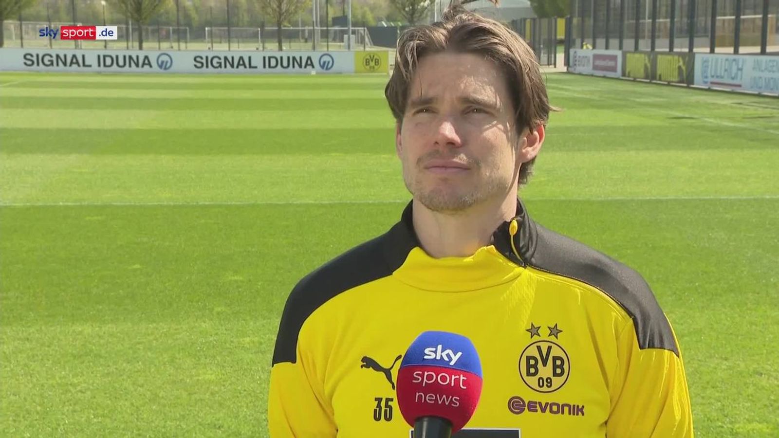 BVB Video: Marwin Hitz über Druck und Wendepunkt beim BVB | Fußball ...