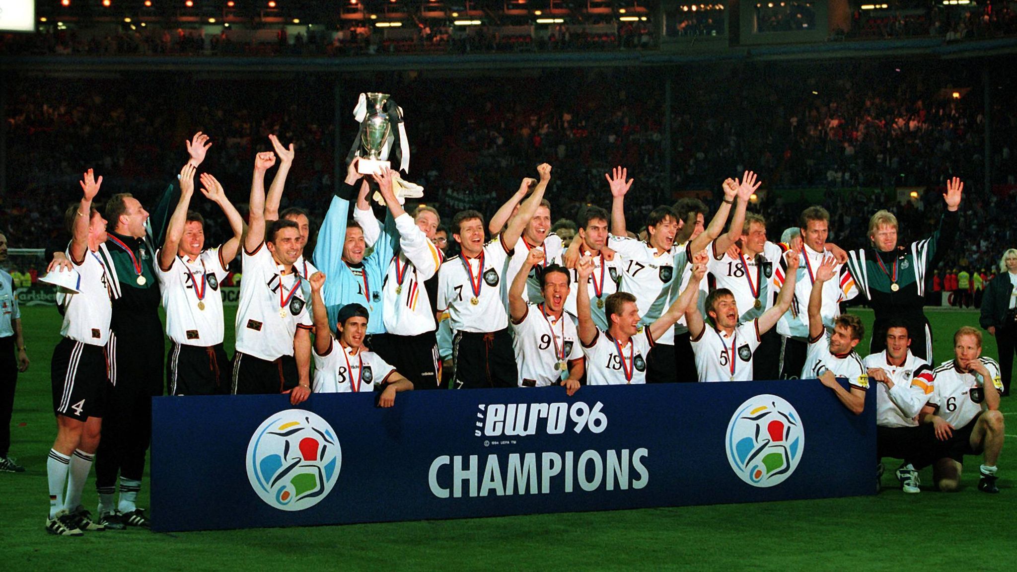 Bildergalerie: So sah die Welt 1996 aus, als Deutschland zuletzt EM ...