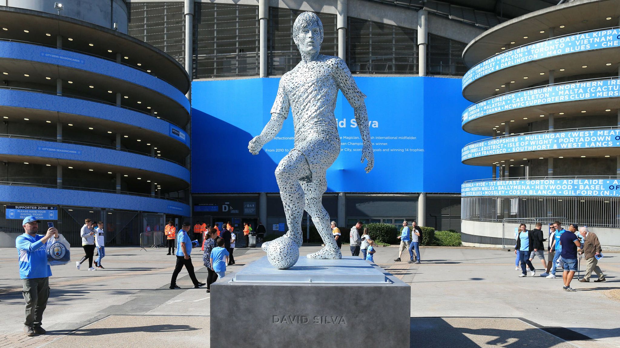Bildergalerie: Fußballer mit Statuen | Fußball News | Sky Sport