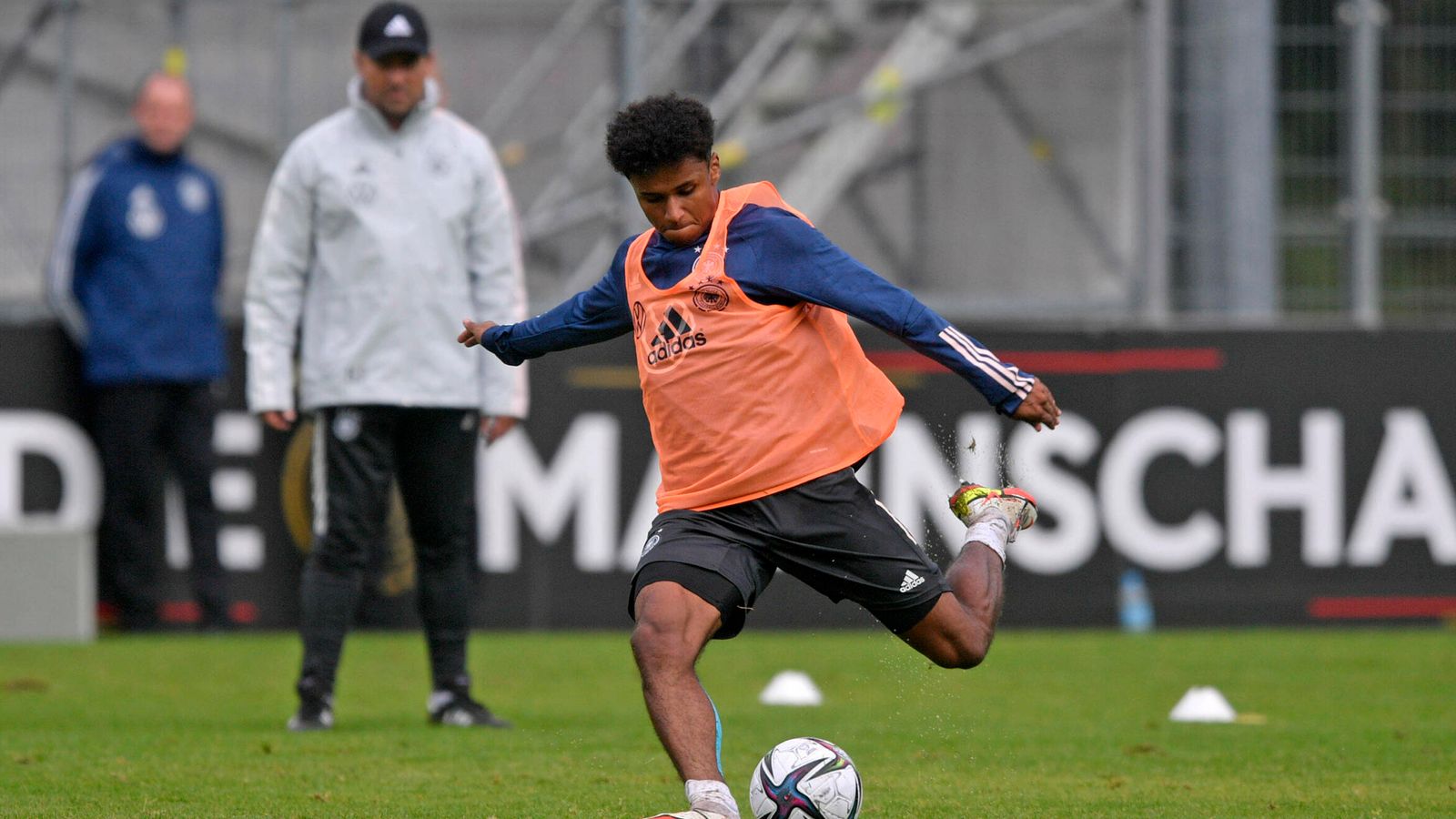 DFB-Team News: Neulinge Adeyemi, Raum & Schlotterbeck im Portrait ...