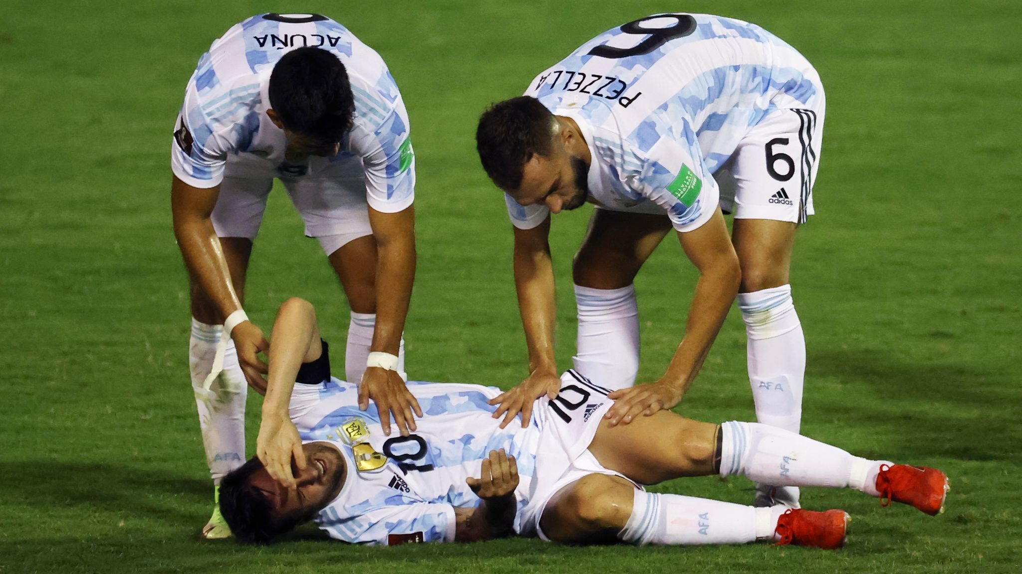 Fußball News: Argentiniens Lionel Messi wird gegen Venezuela schwer ...
