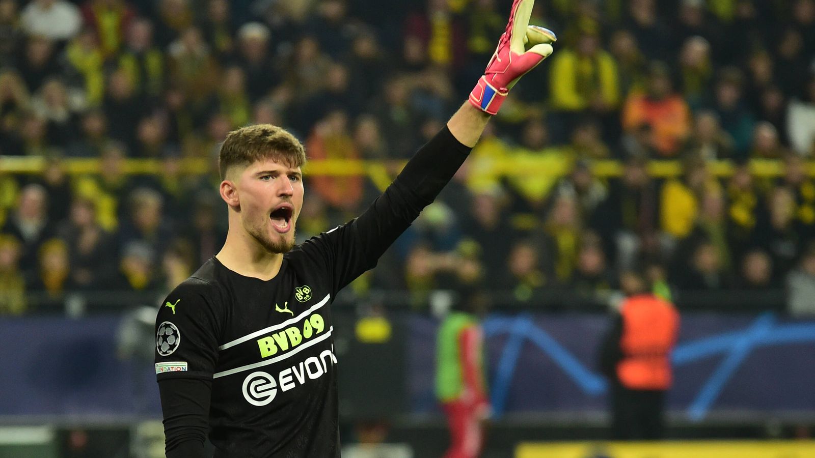 Borussia Dortmund News: Kobel vor Duell mit dem VfB Stuttgart | Fußball ...