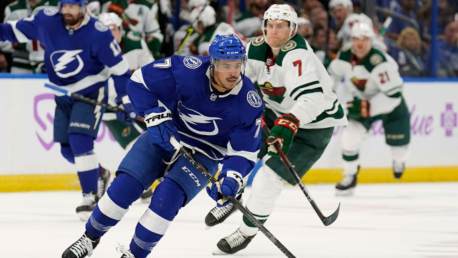 NHL News: Nico Sturm feiert höchsten Saisonsieg mit Minnesota Wild ...