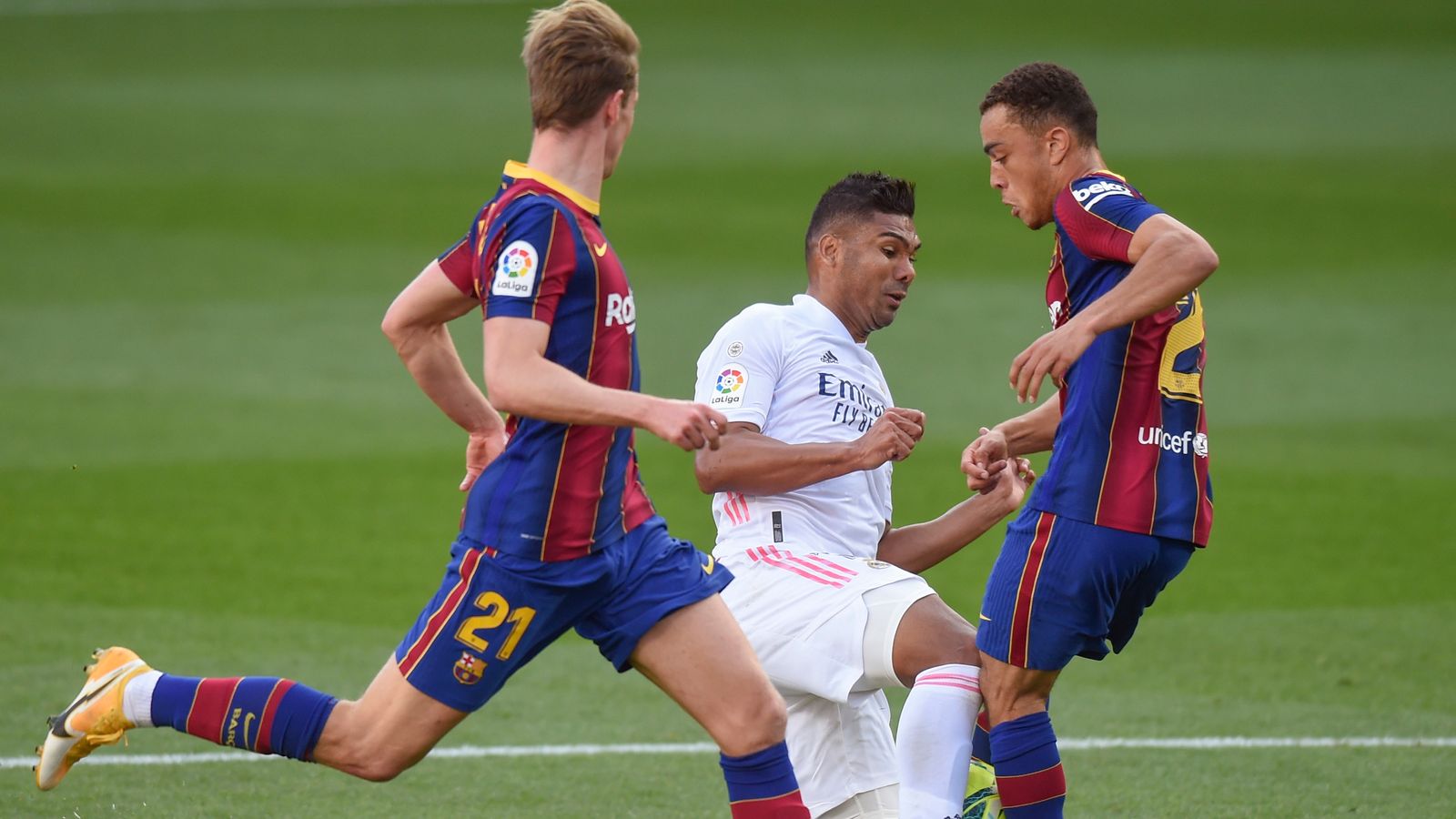 Transfer News: FC Bayern wohl mit Barcelona-Star Sergino Dest einig ...