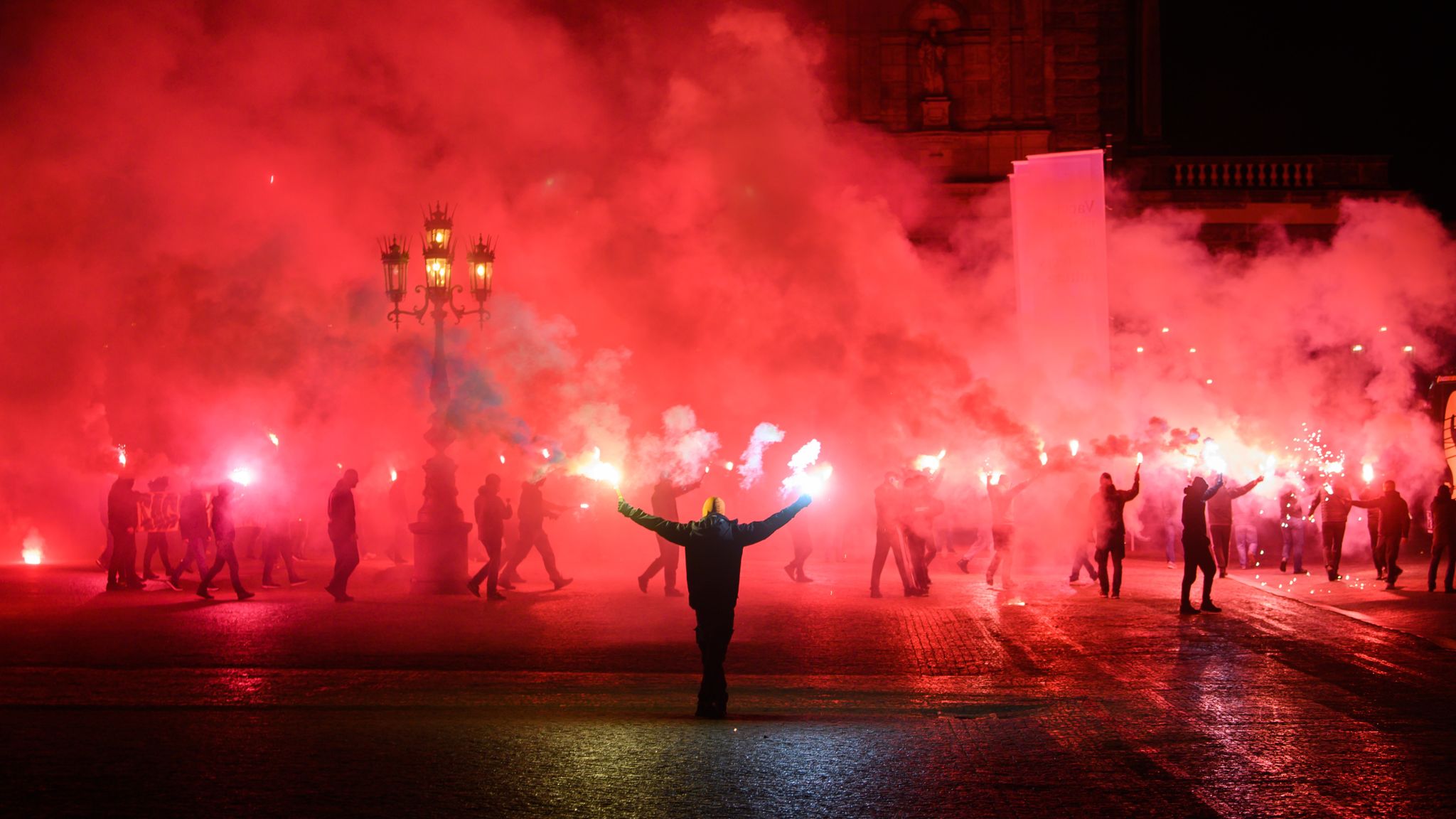 2. Bundesliga News: Polizei ermittelt nach Pyro-Empfang für Dynamo ...